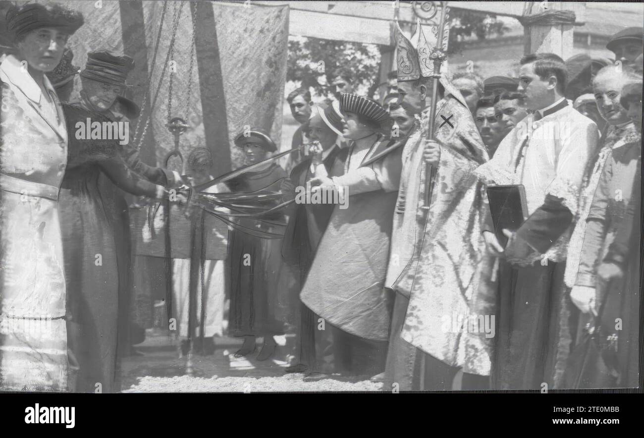 05/24/1919. Madrid. On the Vallecas bridge. Laying of the first stone ...