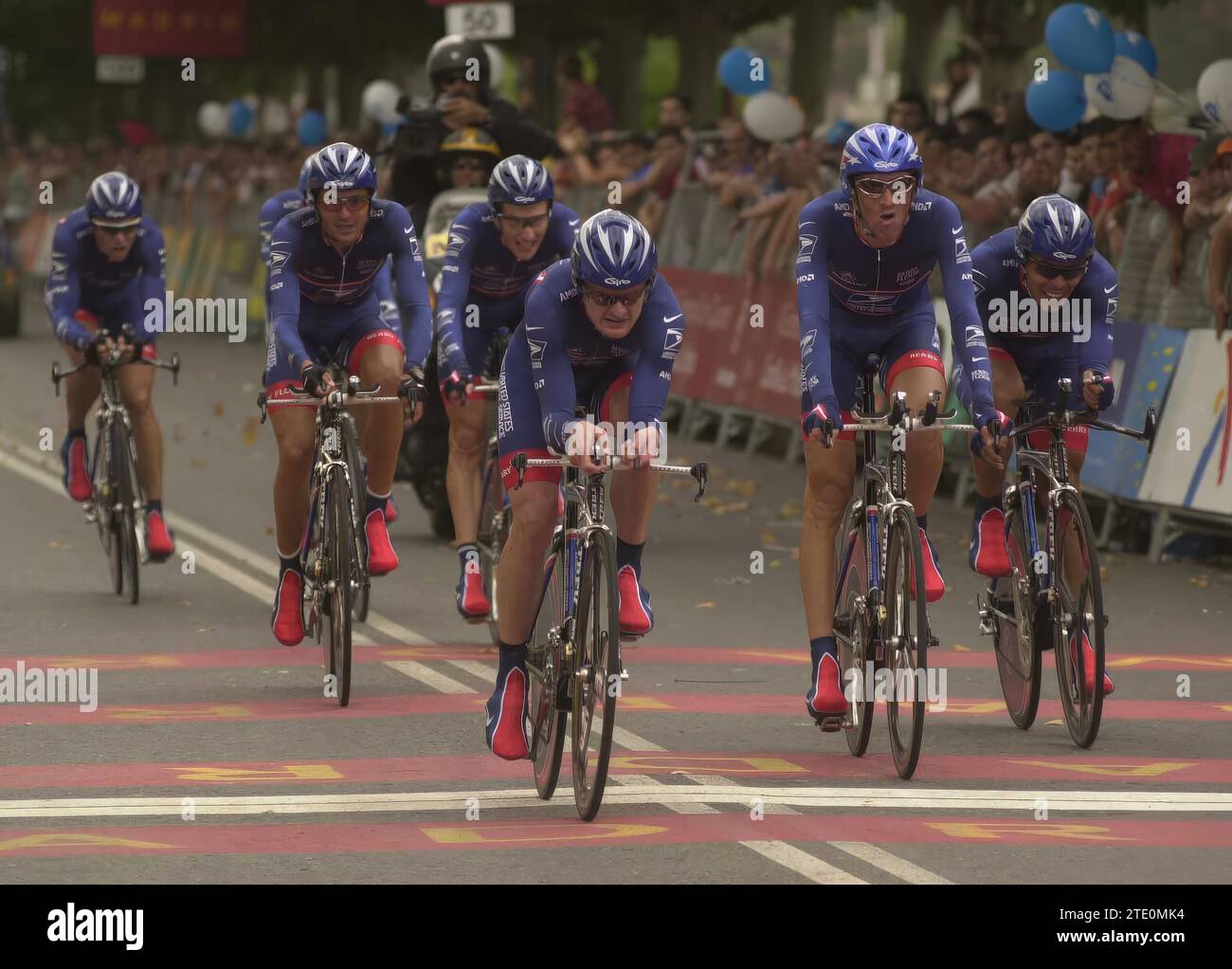 Lion. 09/04/2004. Landis crosses the finish line leading his team ...