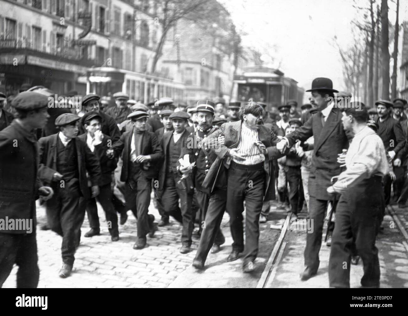 Paris, April 1912. The crimes of the Paris Apaches. Arrest of the ...