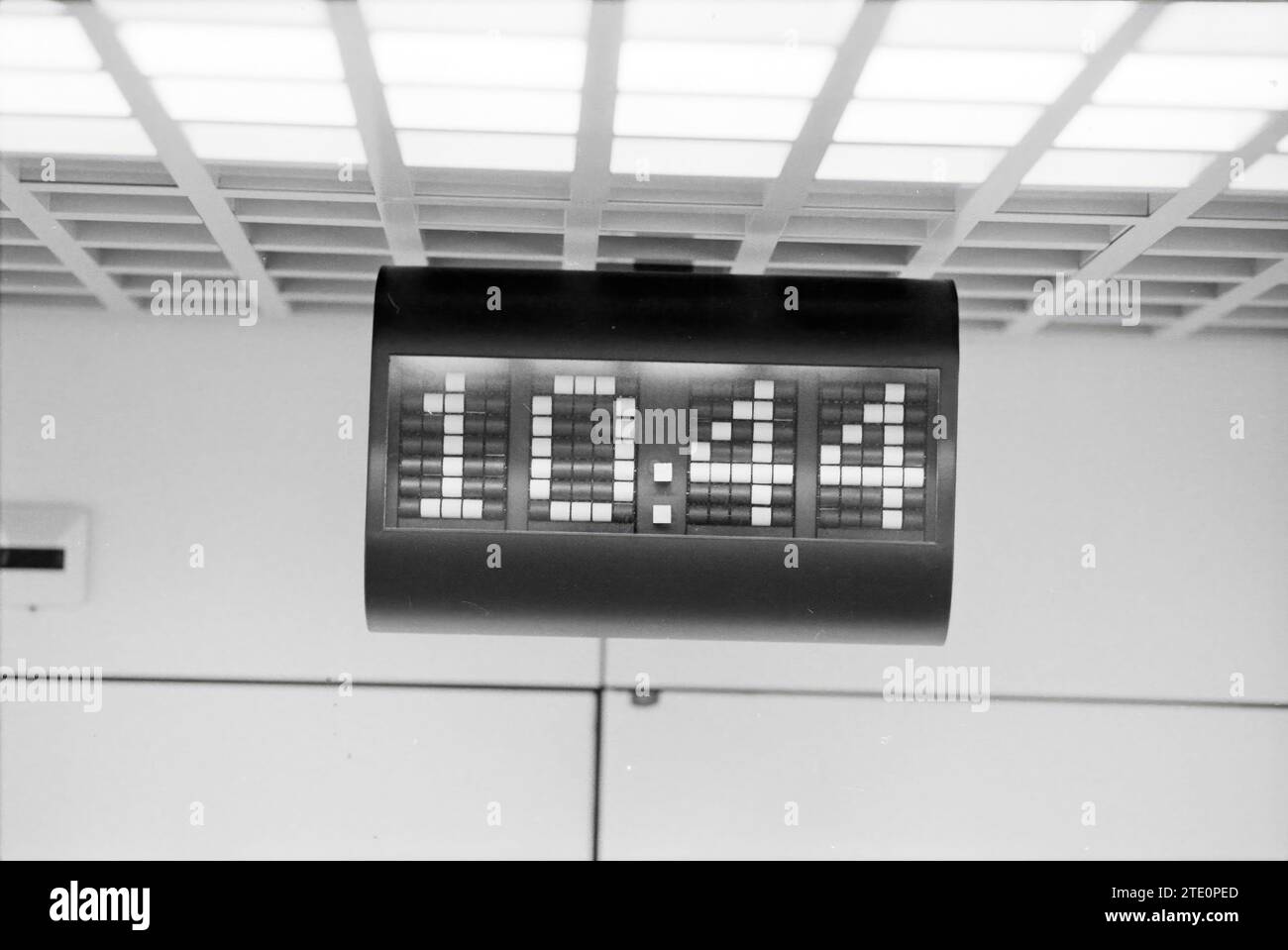 New time clock schiphol centrum hi-res stock photography and images - Alamy