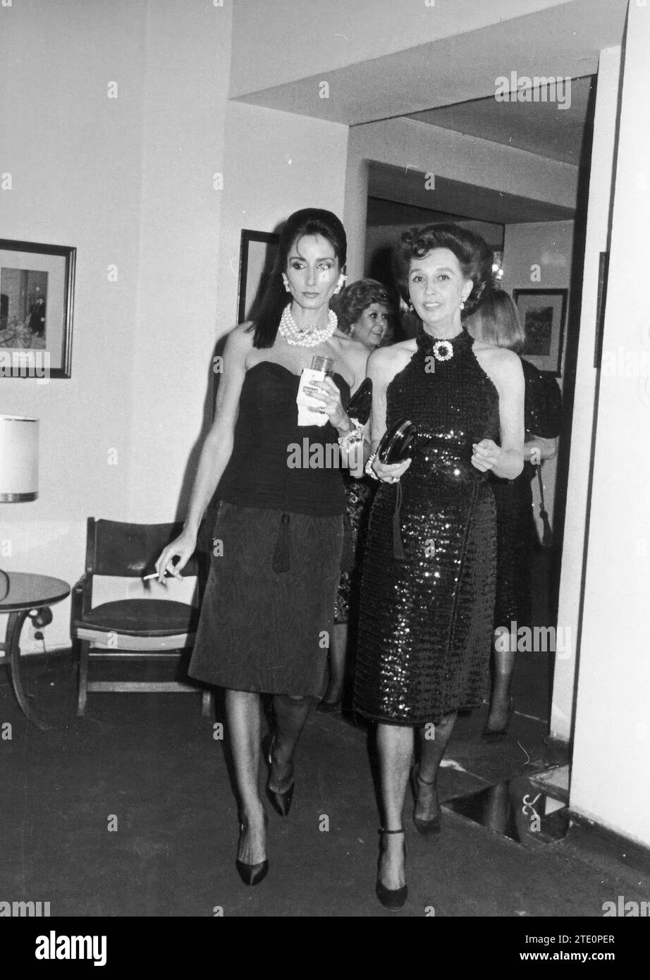 12/31/1982. Nati Abascal, Duchess of Feria, with the Countess of ...