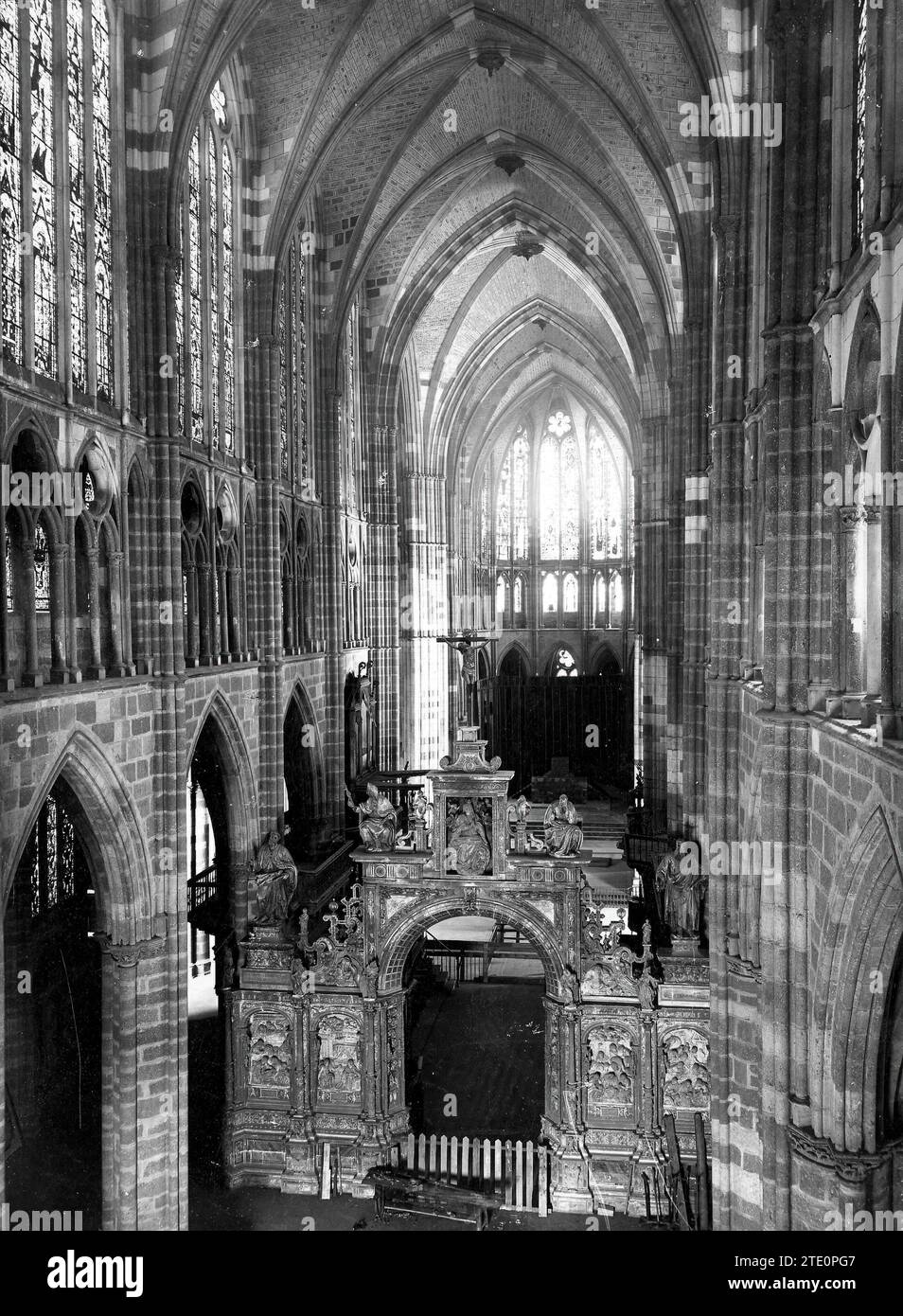 04/30/1901. Leon Cathedral. Central Ship. In the background the chapel ...