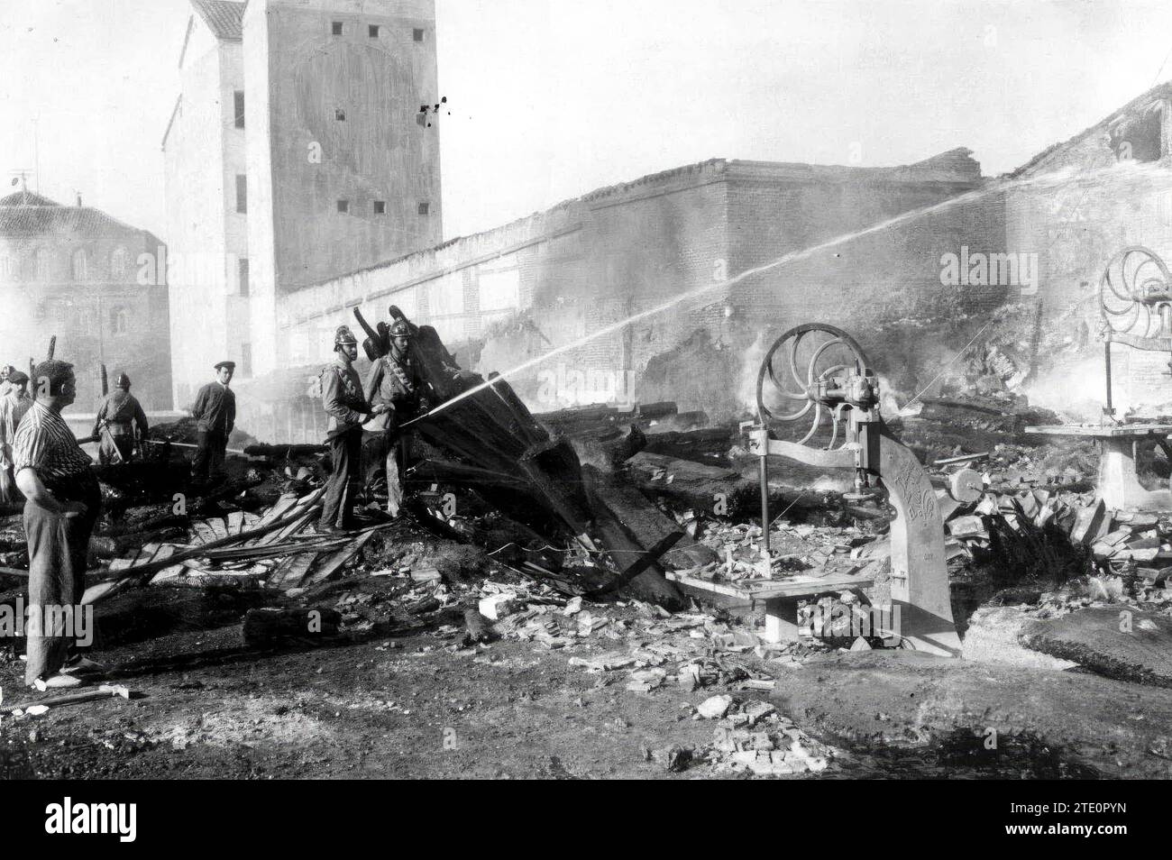 Madrid, 07/15/1905. Fire in a wood sawing factory in the San Bernardo ...