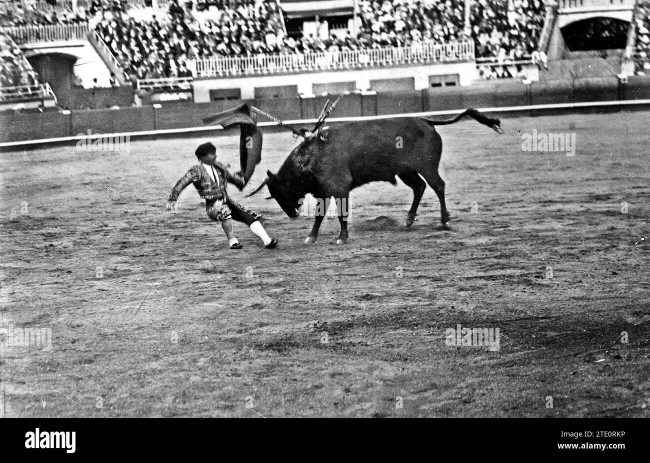 08/10/1912. From Sunday's bullfight in San Sebastián. Catching the ...