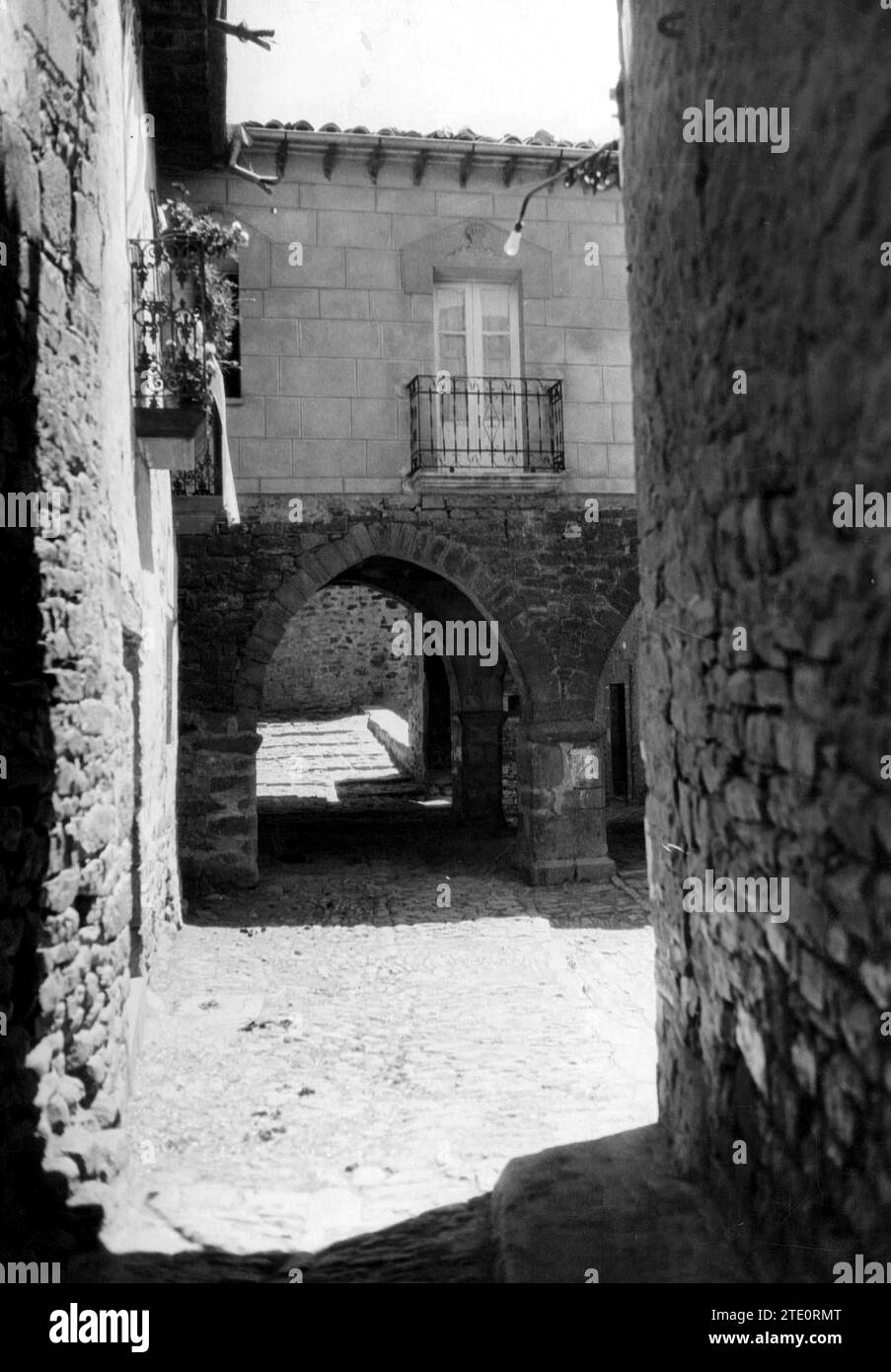 12/31/1930. Plaza de la Virgen in Aybar (Navarra). Credit: Album ...