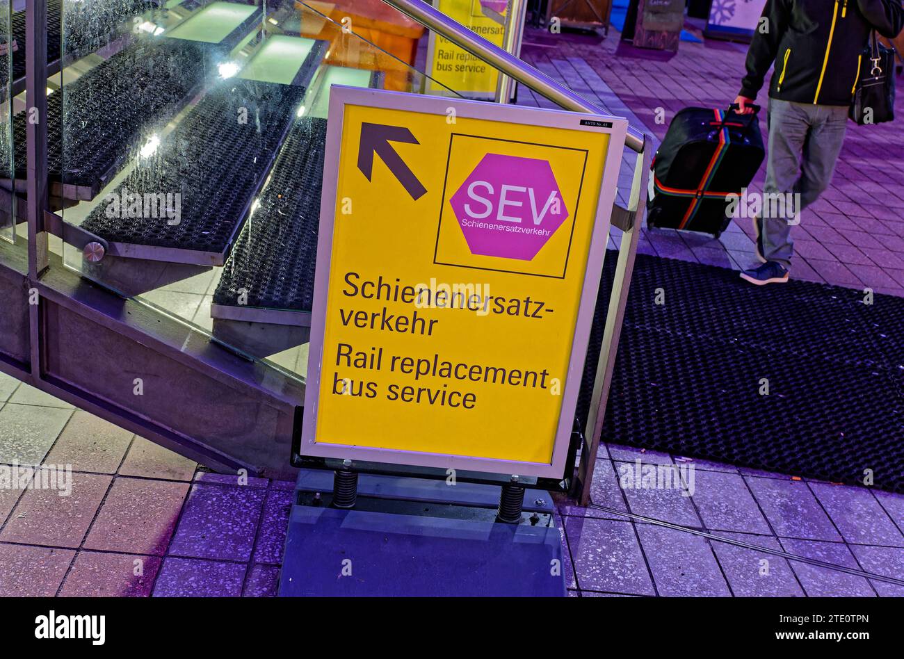 Schienenersatzverkehr. SEV - Hinweistafel auf die Abfahrtsstelle des ...