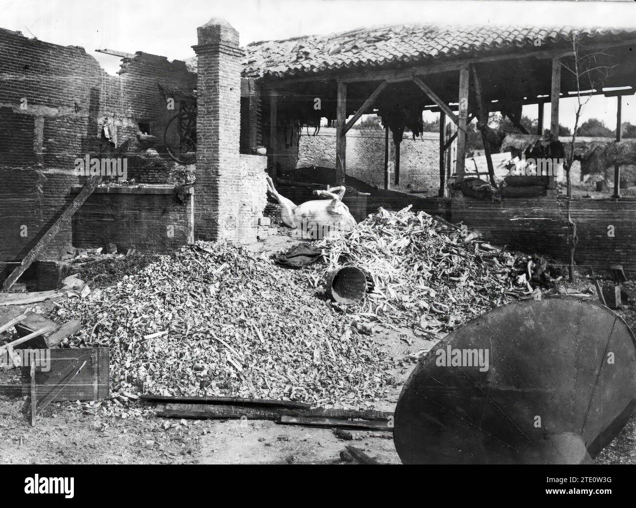 07/27/1912. Yesterday's fire in Madrid. Debris from the Municipal burn ...