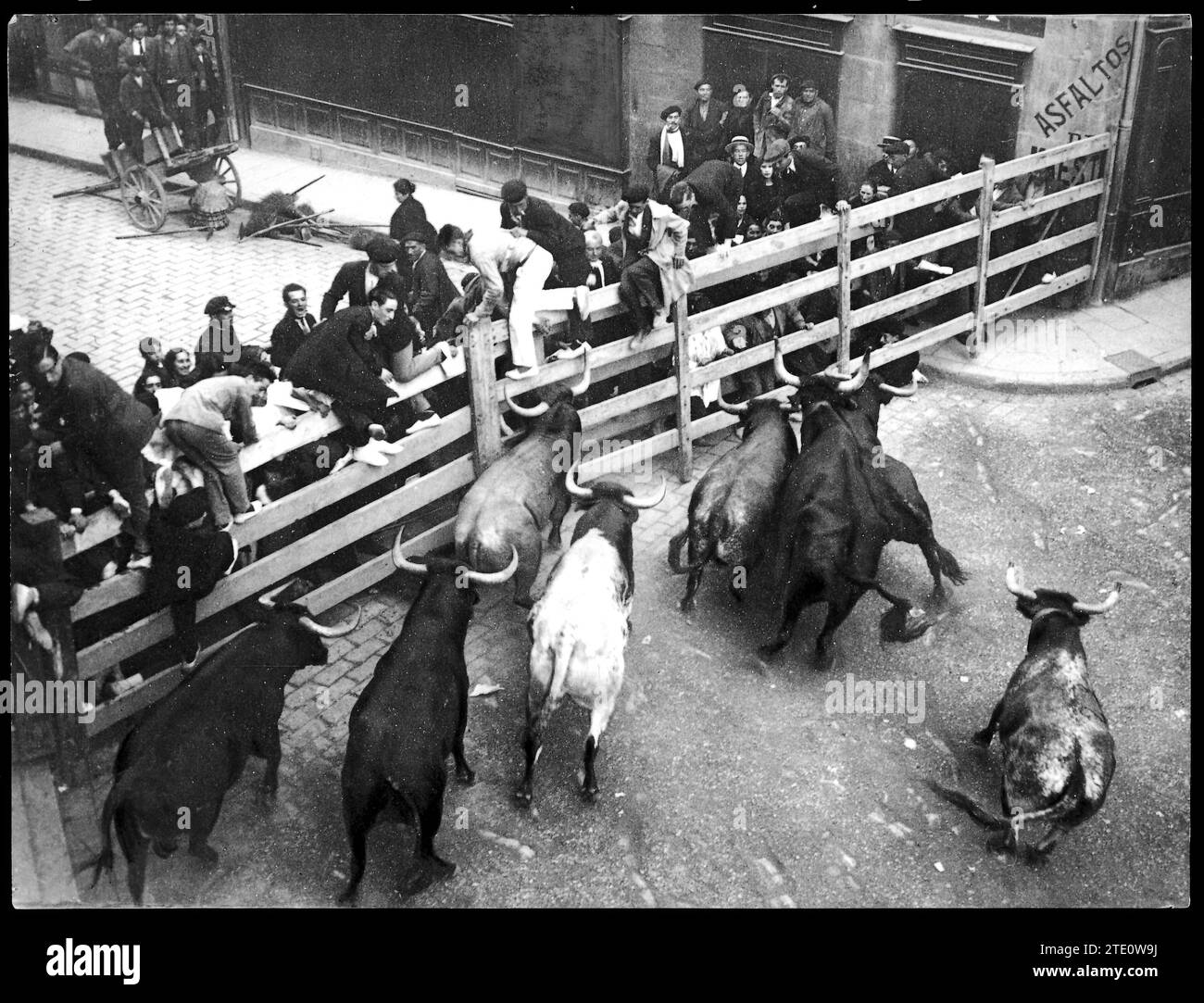 Bull running pamplona Black and White Stock Photos & Images - Alamy
