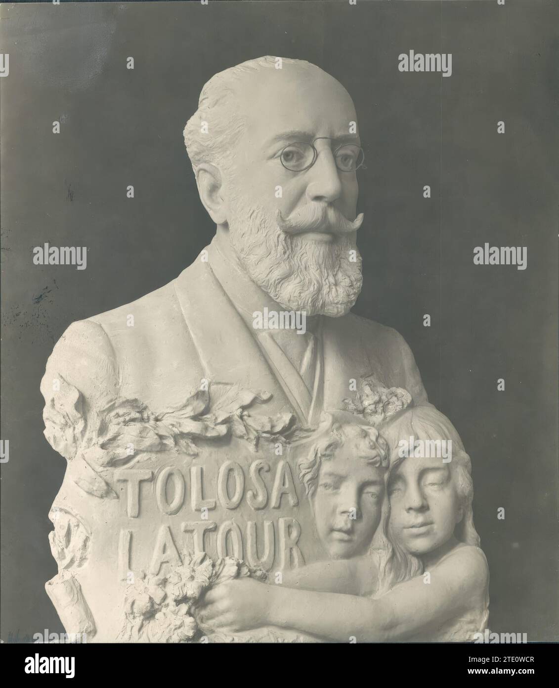 08/31/1919. In memory of Dr. Tolosa Latour. Bust of the illustrious ...