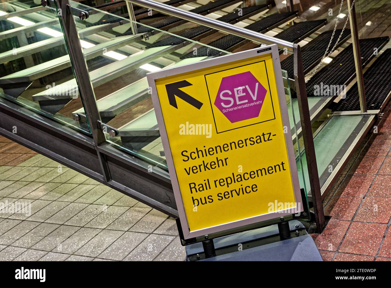 Schienenersatzverkehr. SEV - Hinweistafel auf die Abfahrtsstelle des ...
