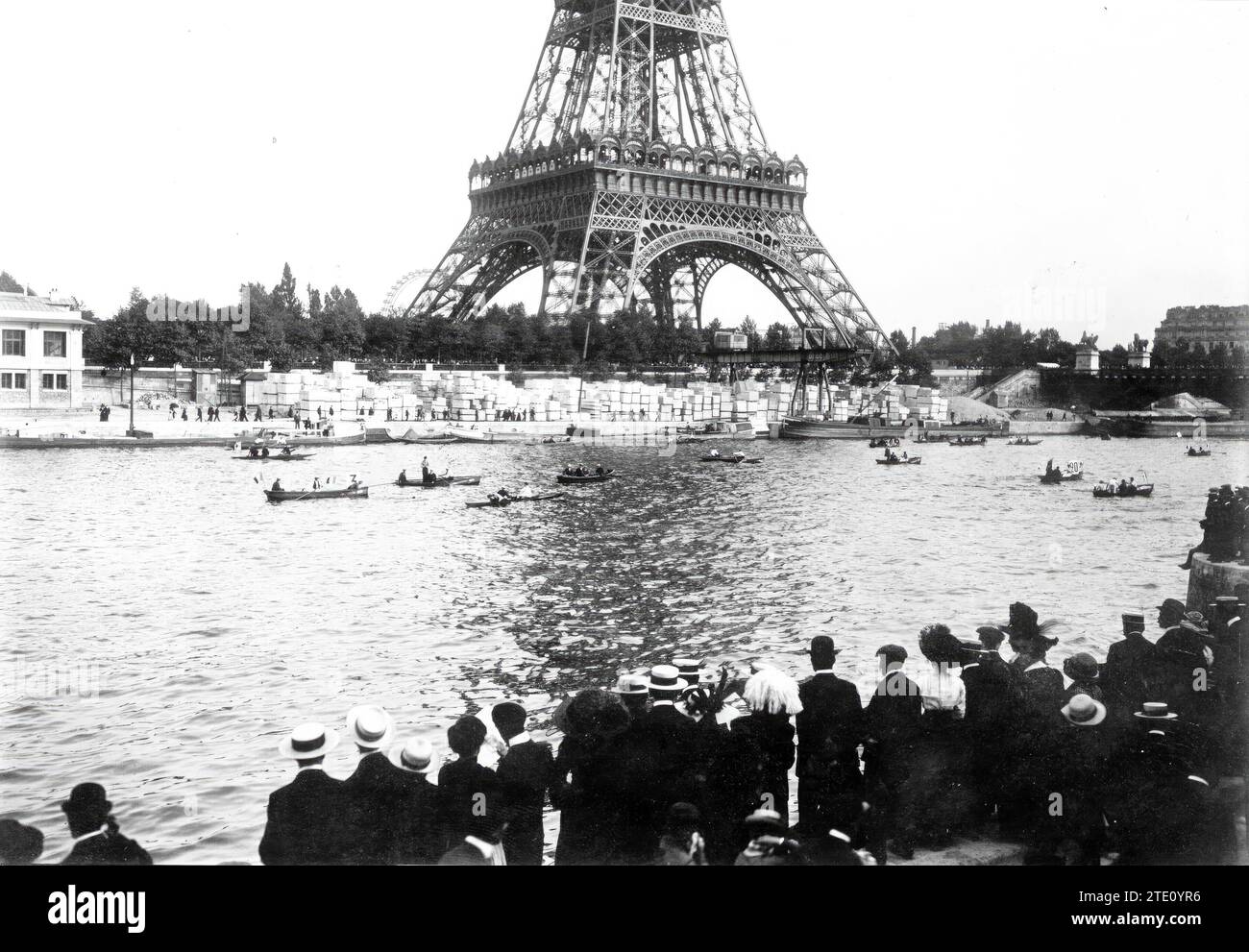 Paris (France), July 1912. Swimming competition in the Seine. The ...