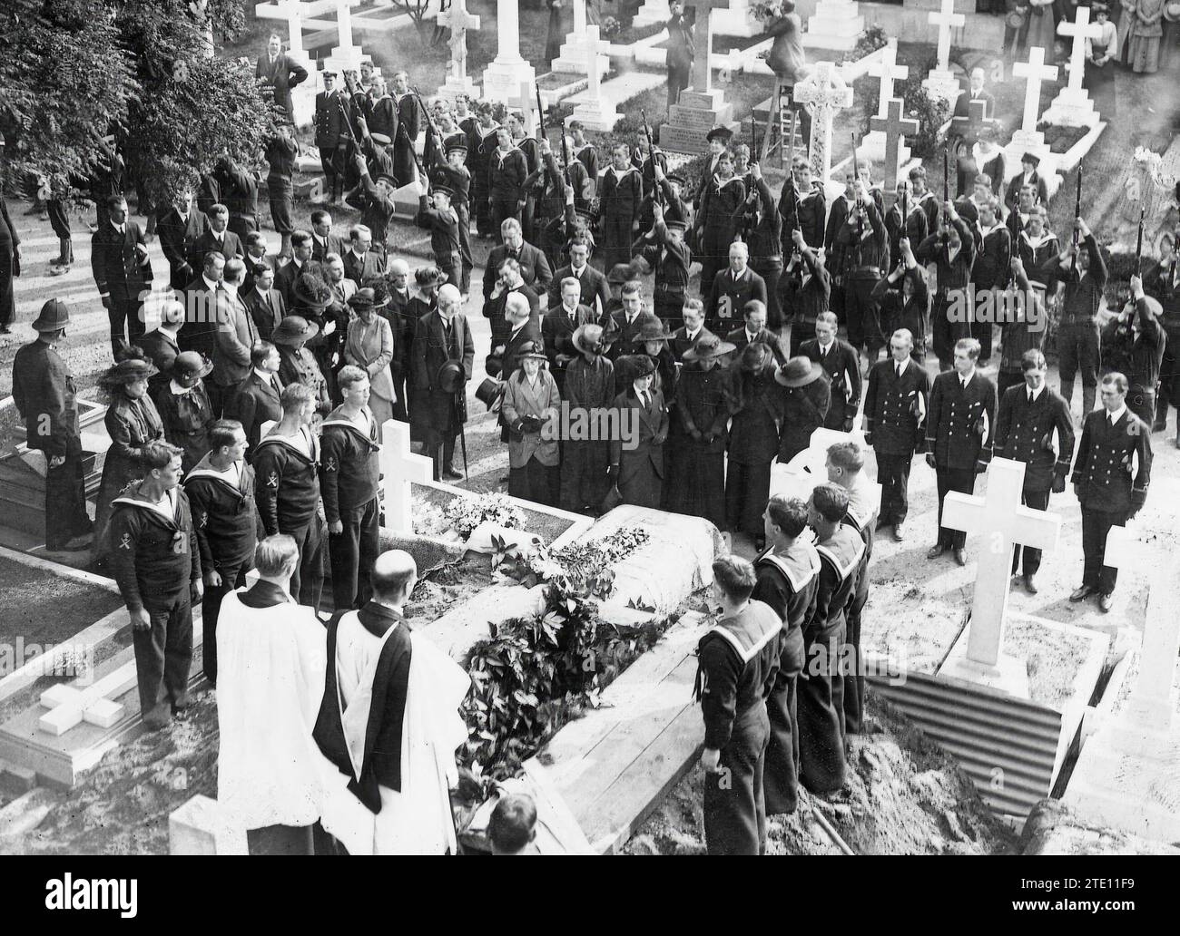 05/31/1915. Funeral of an English aviator. Burial in Brompton Cemetery ...