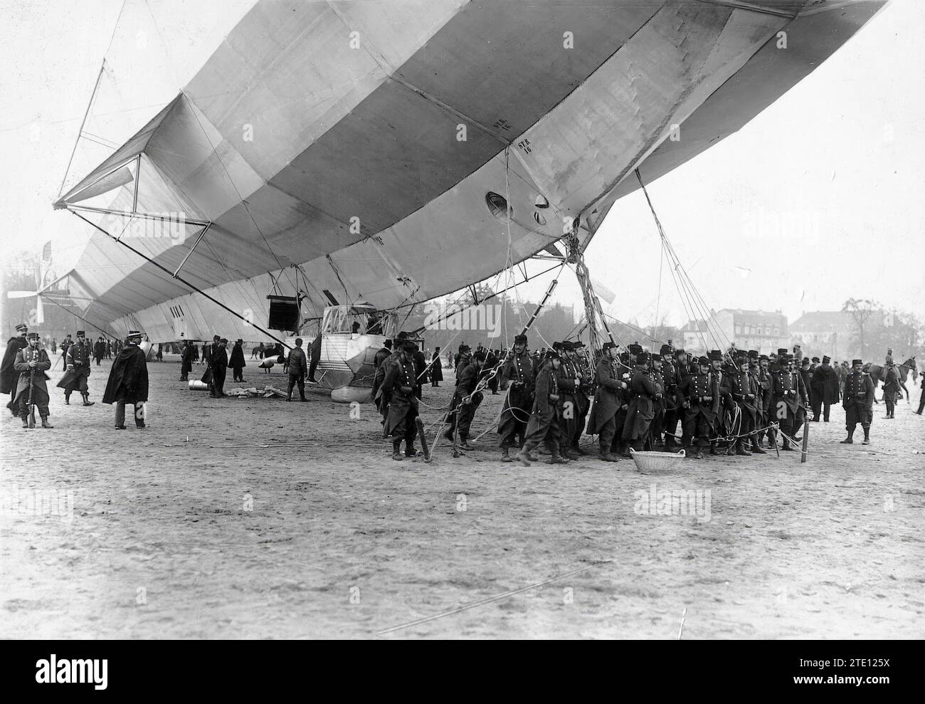 04/03/1913. A German airship in France. The "Zeppelin" airship landing ...