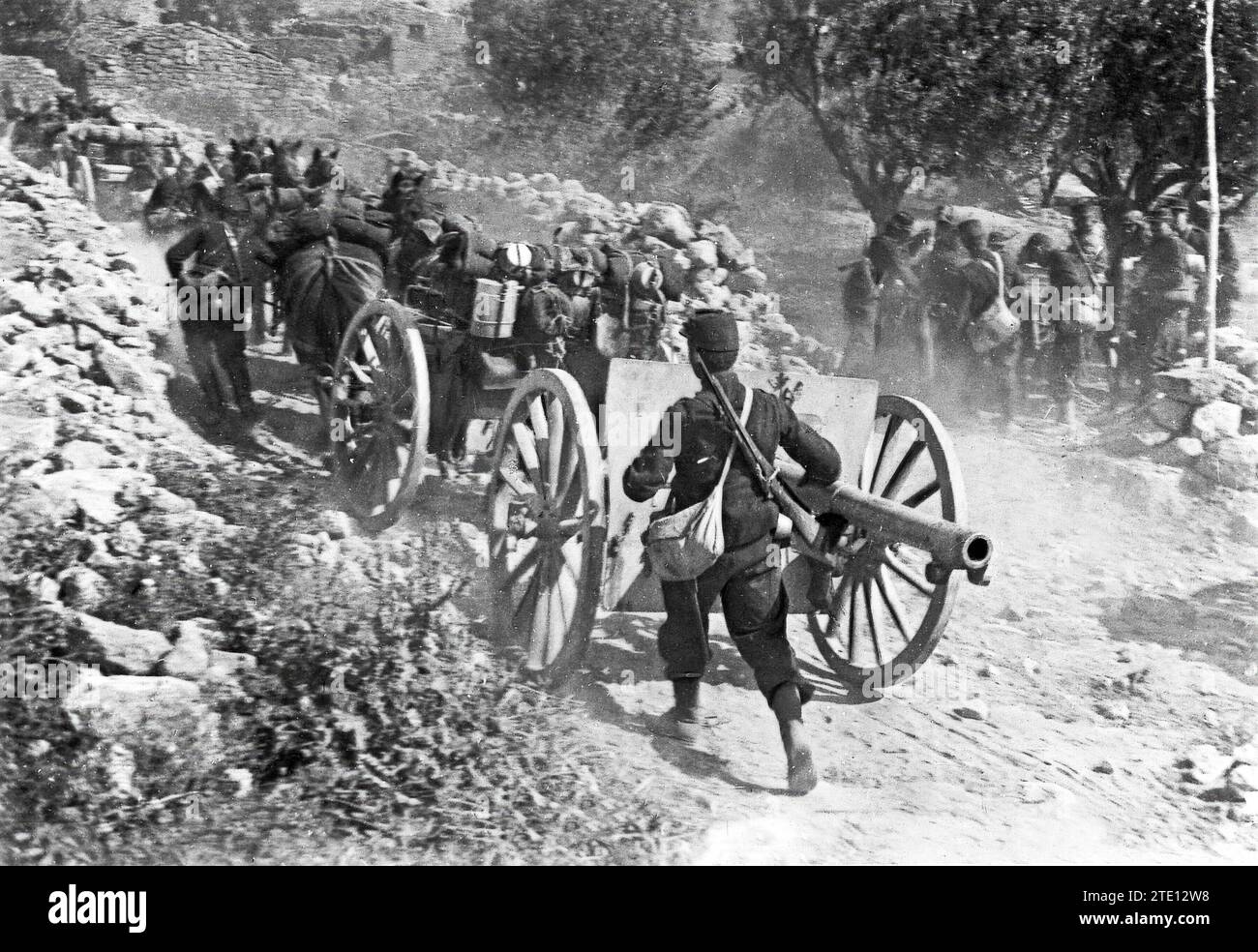 05/31/1915. The French in Campaign. A French battery of 75 rising to a ...