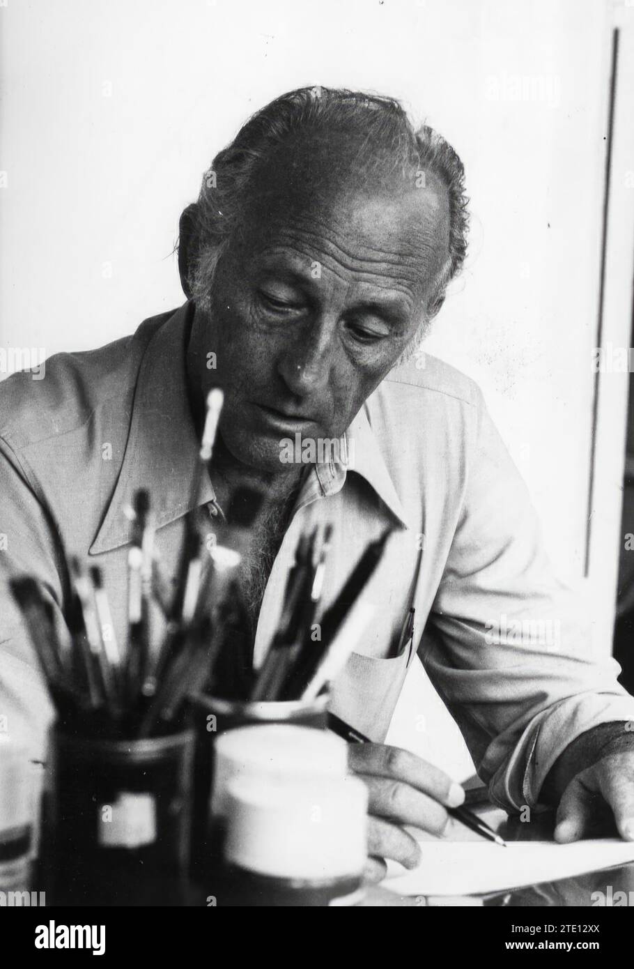 12/31/1982. Antonio Mingote drawing at the table in his studio. Credit ...