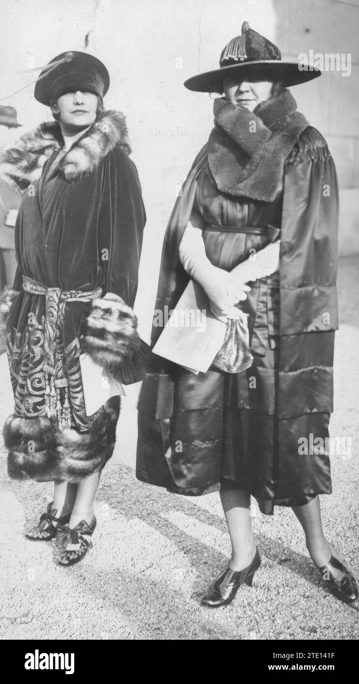 Madrid: fashion at the Hippodrome. In the Image, some Coats from 1920 ...