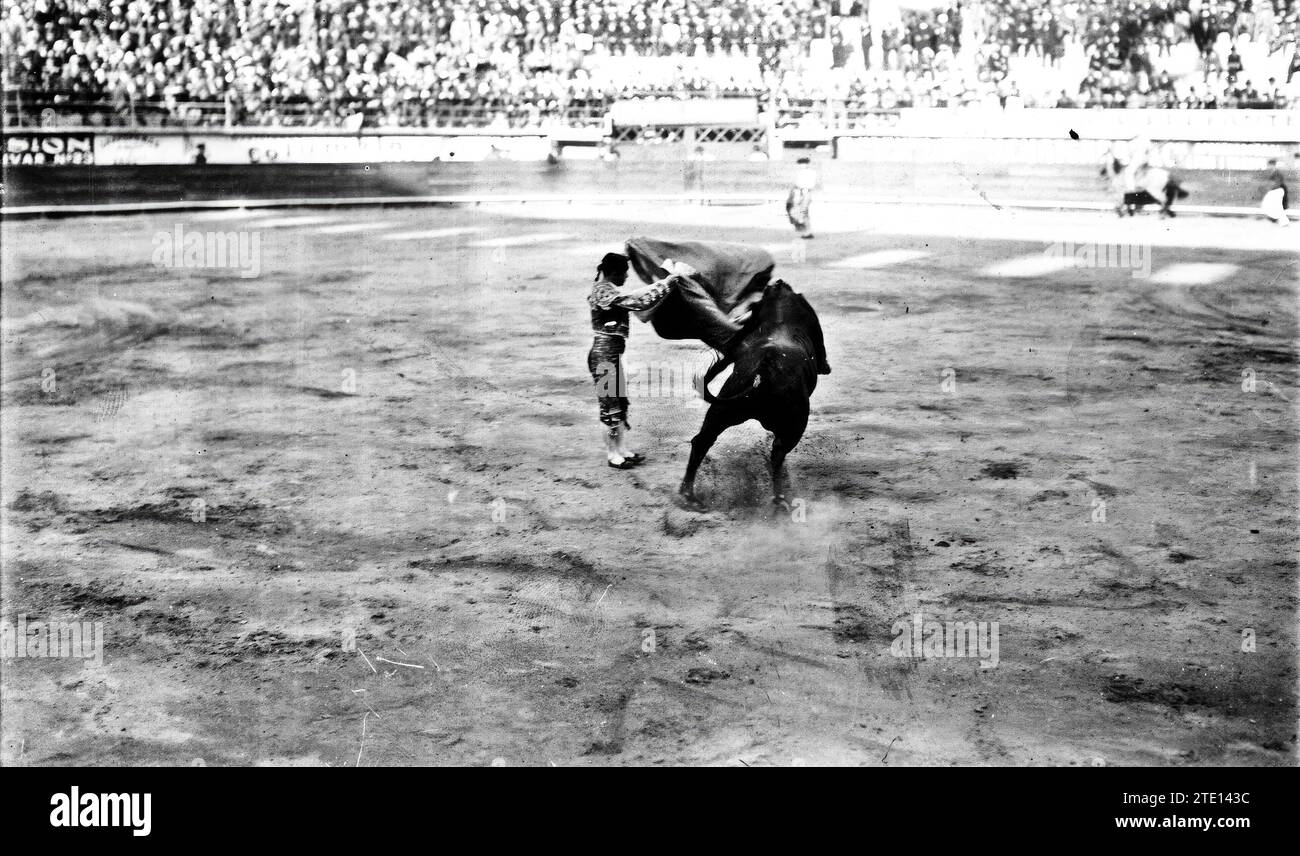 11/24/1912. Bilbao's little car giving a Verónica in the bullfight held ...