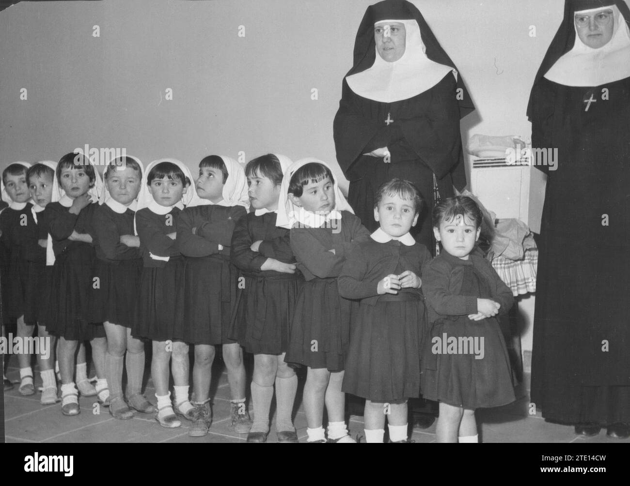 Nuns and school girls hi-res stock photography and images - Alamy