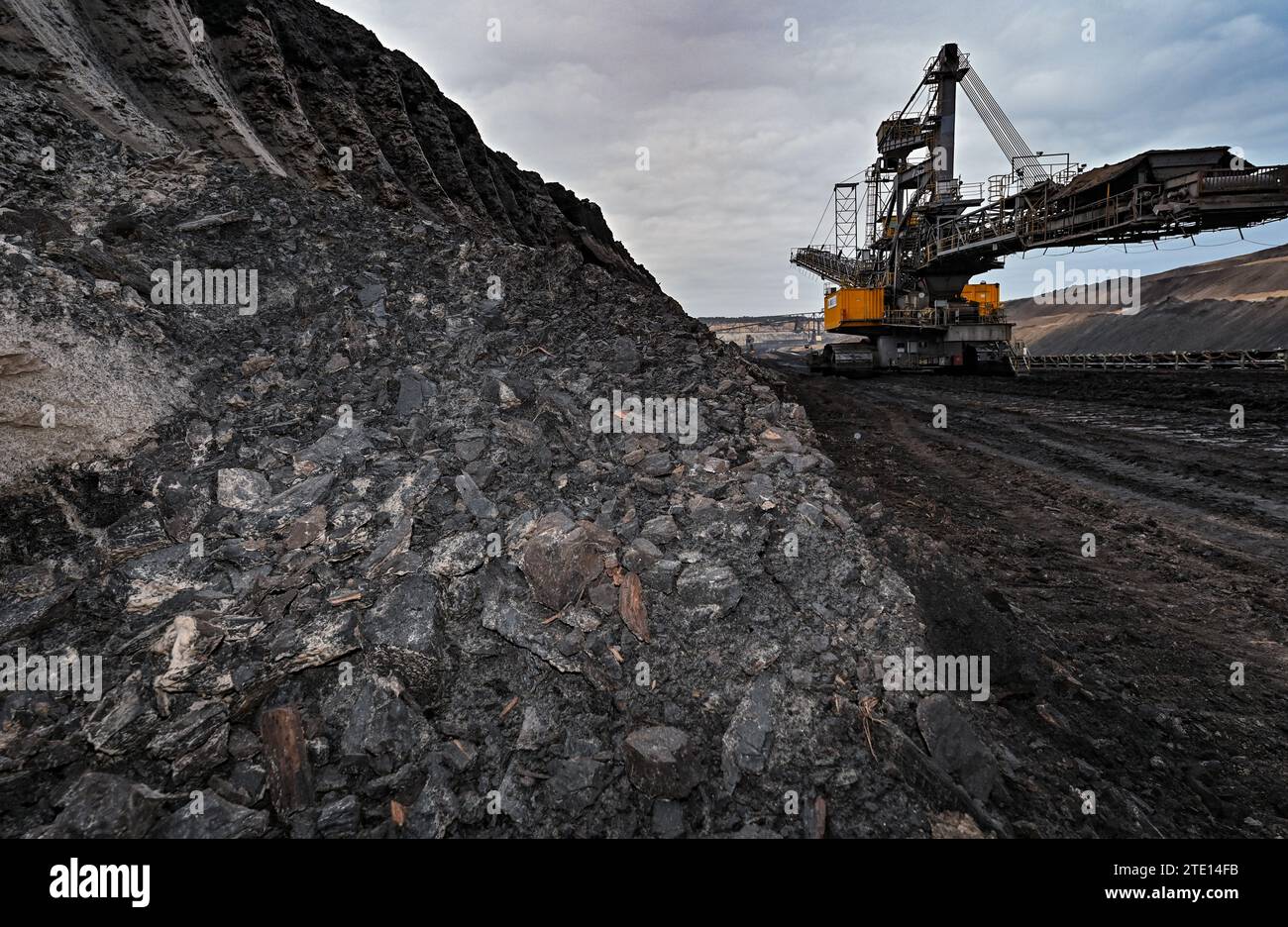PRODUCTION - 19 December 2023, Brandenburg, Jänschwalde: Huge lignite ...