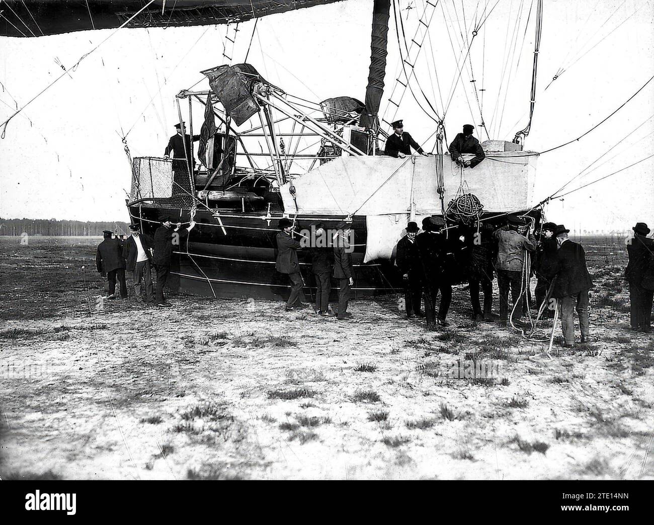 04/30/1912. Crossing the Atlantic by Airship. The "Suchard" Balloon and ...