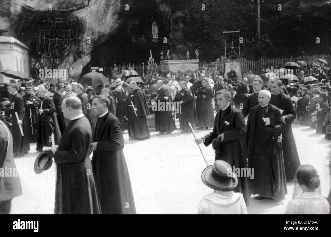 05/31/1923. Lourdes. Basque Pilgrimage. The Pilgrims leaving the Grotto ...