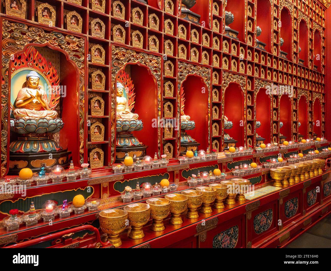 Buddha statue in Buddha Tooth Relic temple. Singapore Stock Photo - Alamy