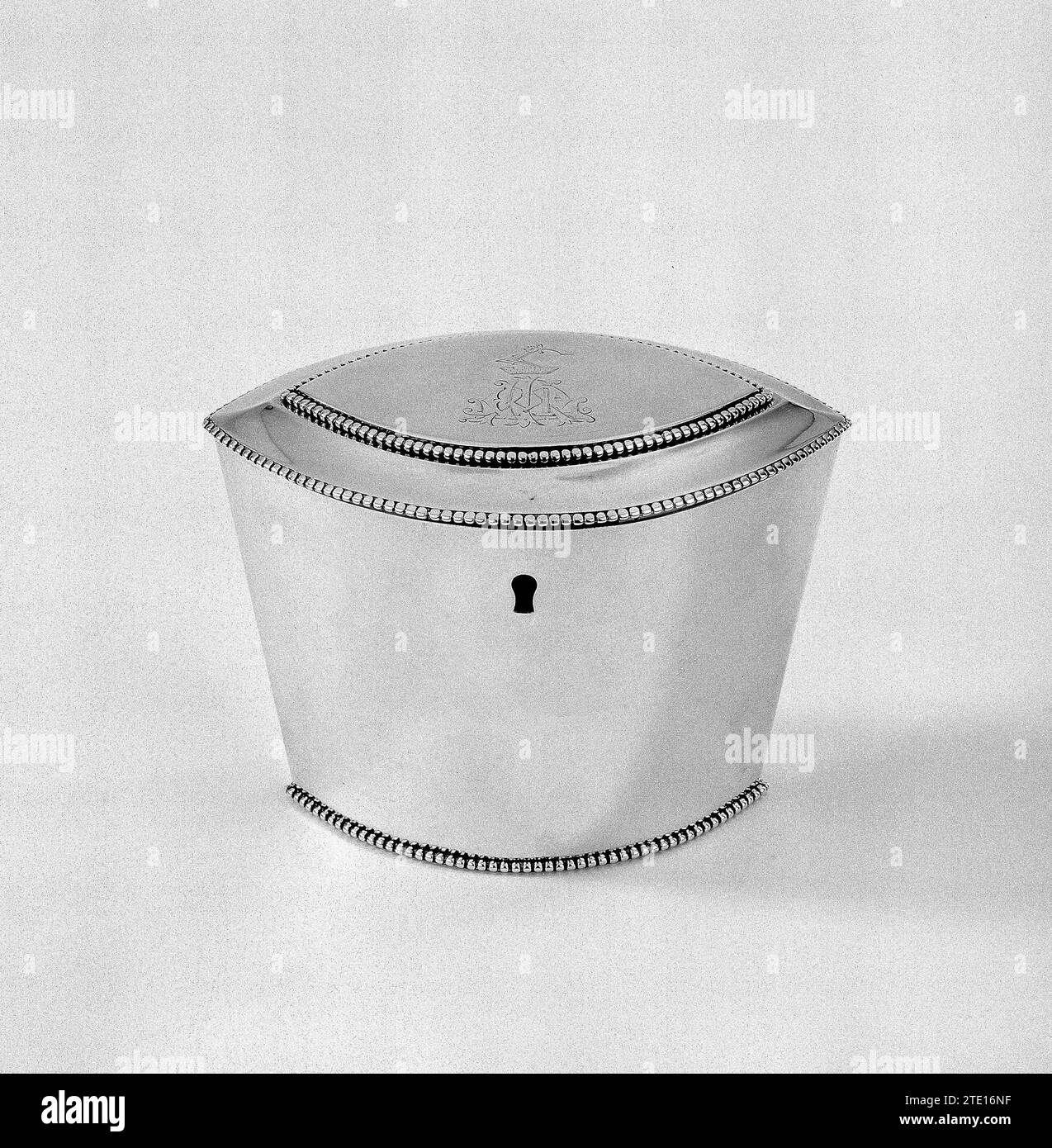 TheBus, Spitsovaal, with pearl edges, Pieter van Reidt, 1797 The ...