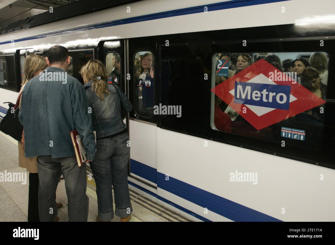 Madrid, 04/24/2006. First day of partial strikes called by metro ...