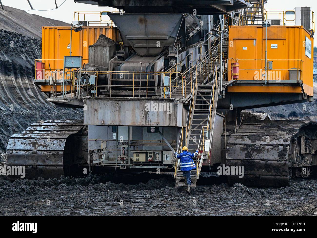 PRODUCTION - 19 December 2023, Brandenburg, Jänschwalde: An employee of ...