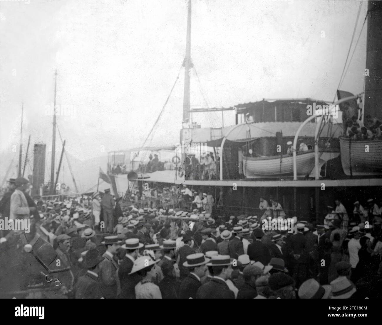 Cartagena (Murcia), 07/04/1911. Embarkation of troops. Marine Infantry ...