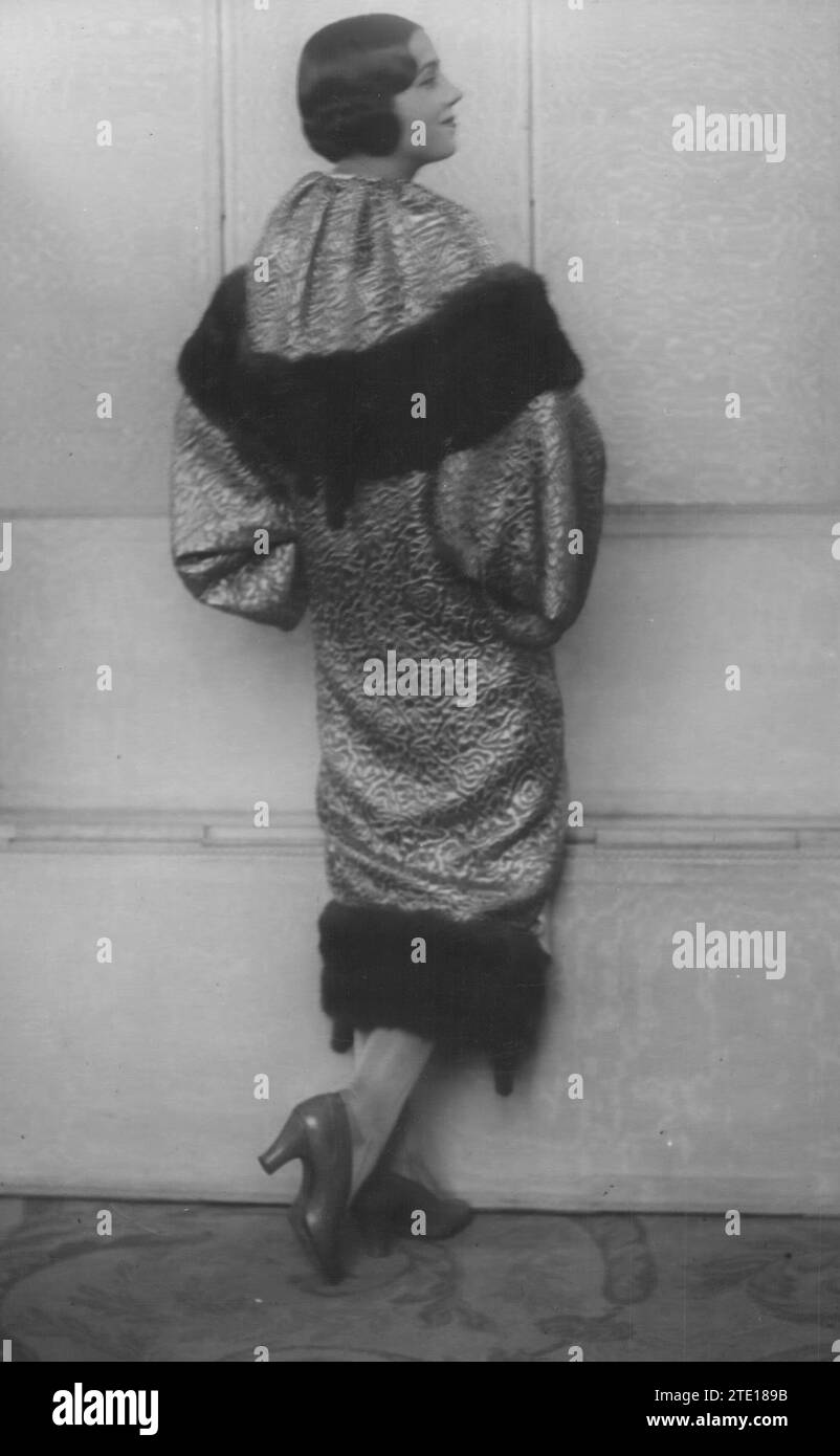 Ancient fur coat hi-res stock photography and images - Alamy