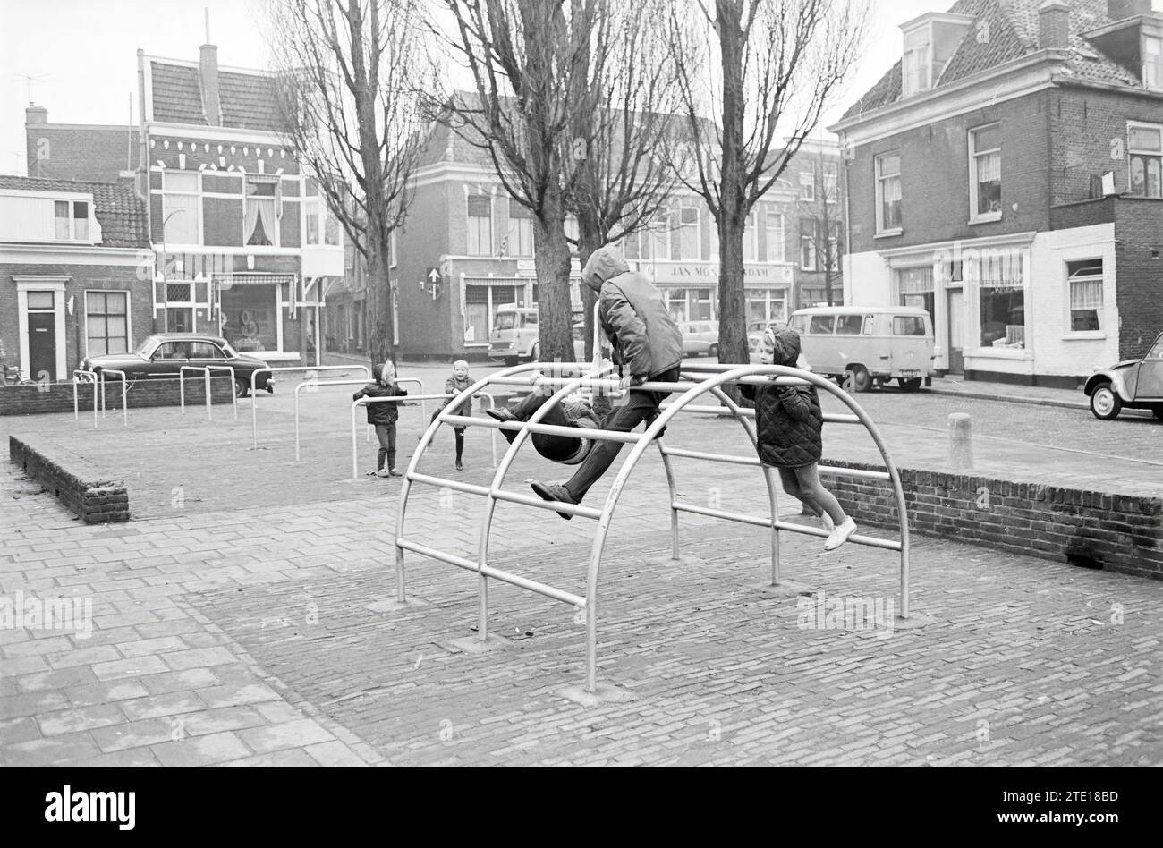 Public playgrounds in the city center of Haarlem, playgrounds and playgrounds, 19-11-1965 ...