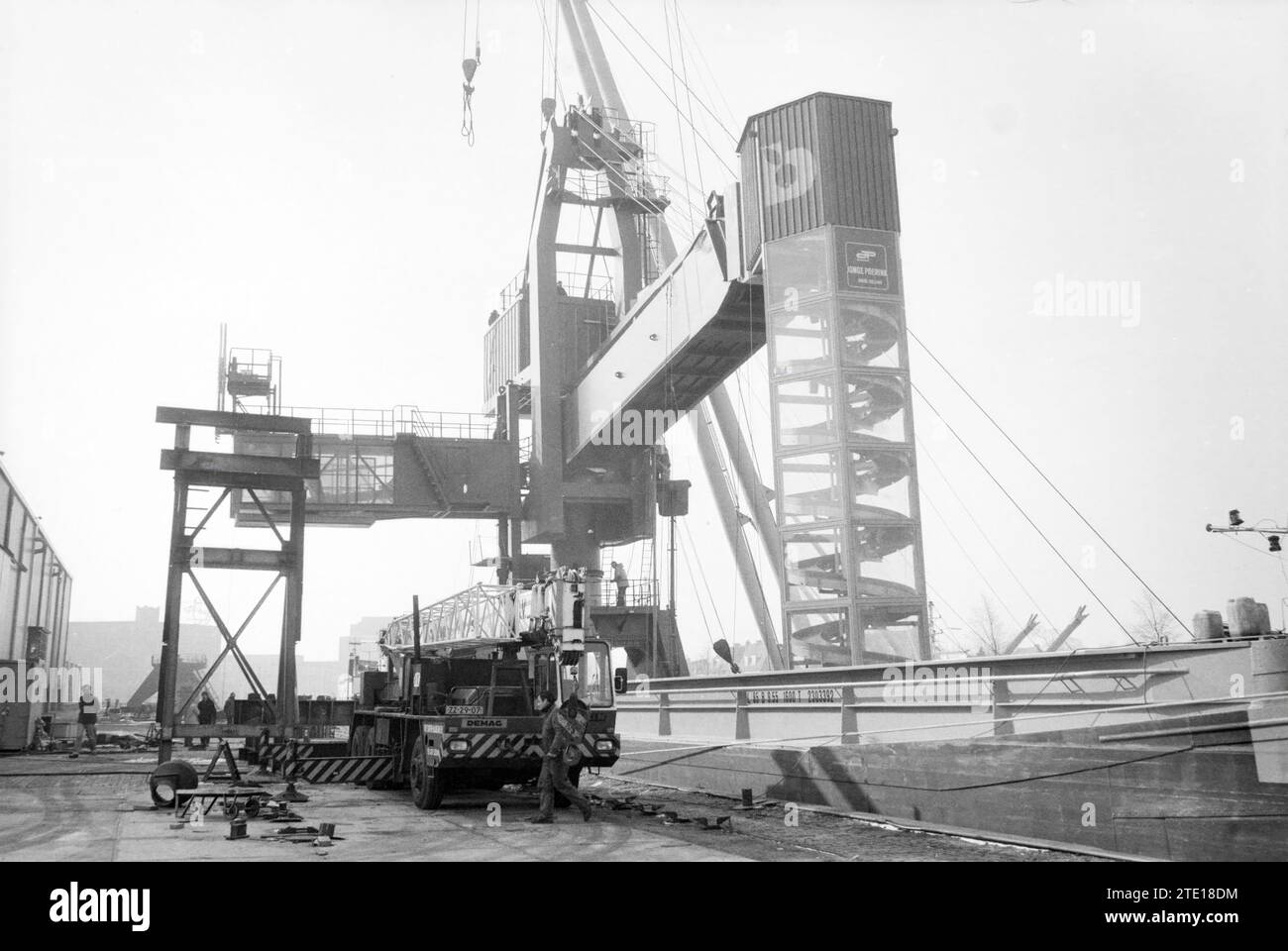 Banana unloading crane at Figee, Figee, 06-03-1987, Whizgle News from ...