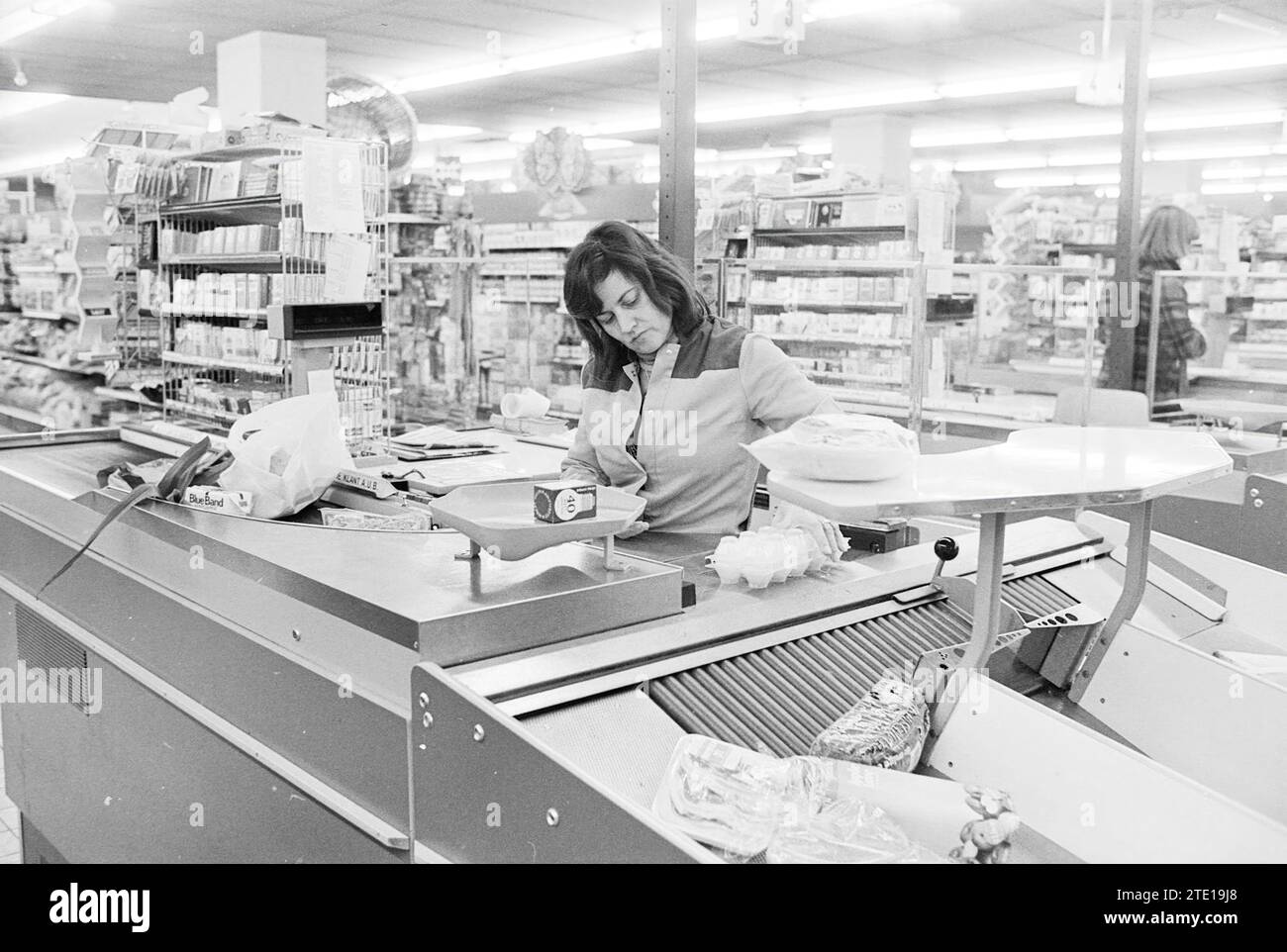 Cash register with cashier, AH Heemskerk, Heemskerk, 05-01-1978 ...