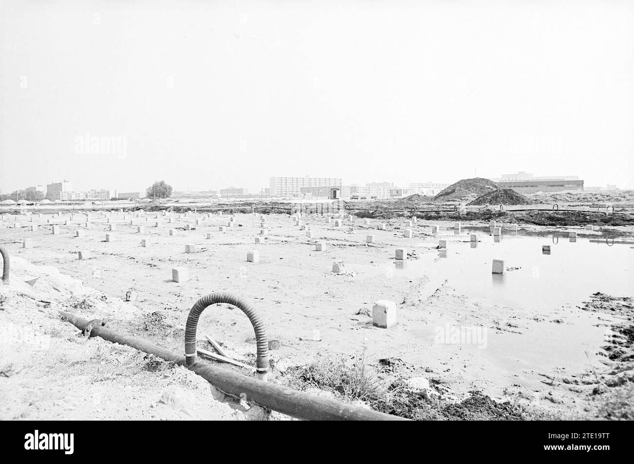 Pile piles swimming pool, Piling, 14-07-1972, Whizgle News from the ...