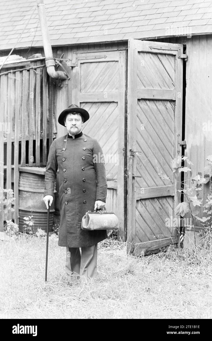 Jules Croiset, actor, as Chekhov, Personen theatre, 09-09-1976, Whizgle ...