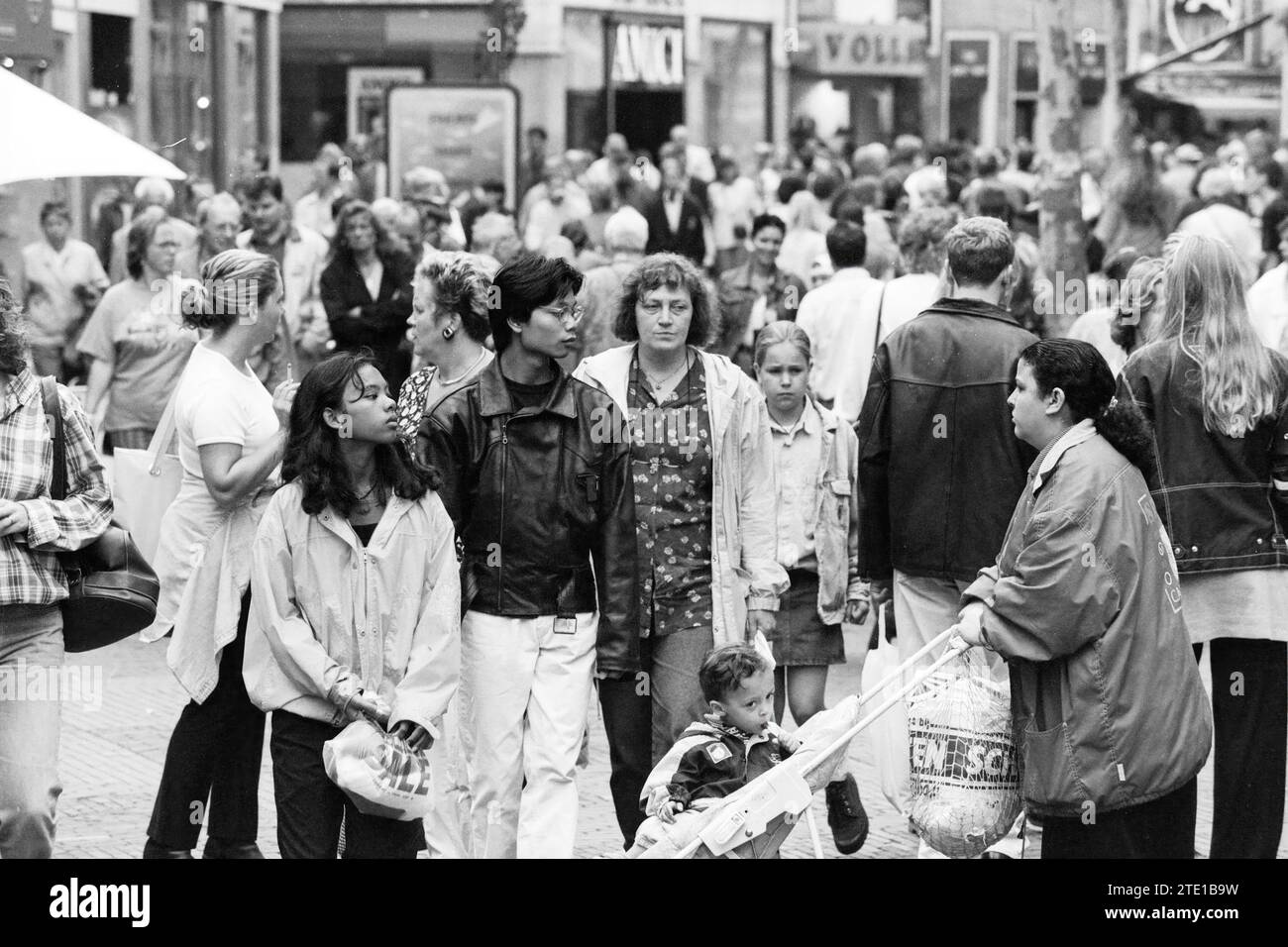 Busy in the Grote Houtstraat and many people with a migration background, 13-06-1997, Whizgle ...