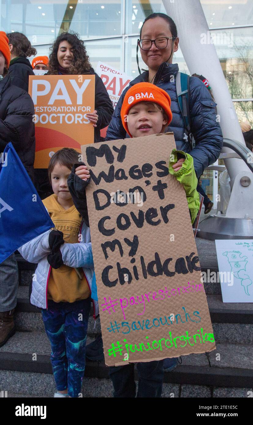 London, England, UK. 20th Dec, 2023. Doctors are seen at the picket ...