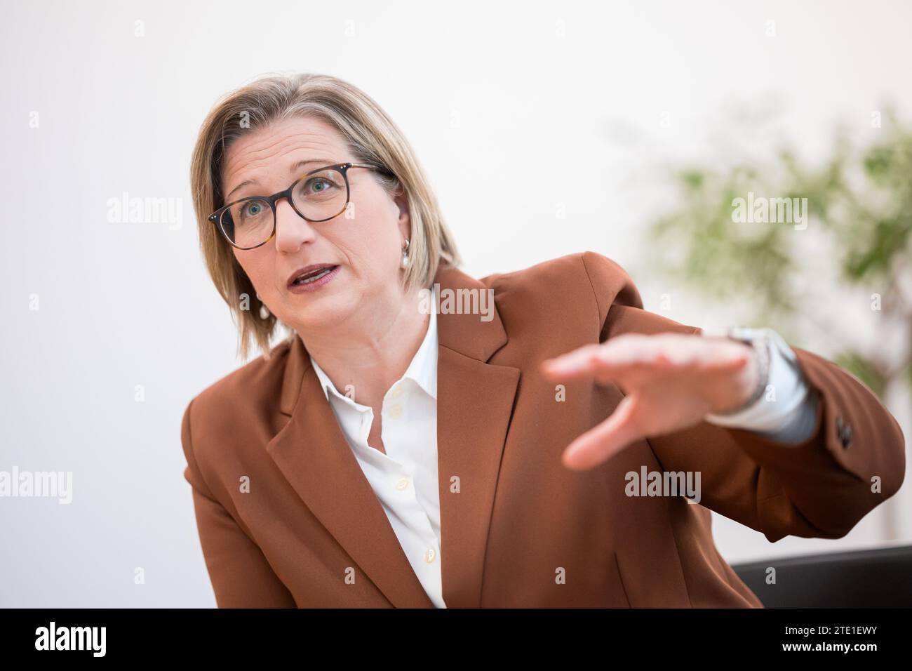 19 December 2023, Saarland, Saarbrücken: Anke Rehlinger (SPD), Minister ... 19 December 2023, Saarland, Saarbrücken: Anke Rehlinger (SPD), Minister ...