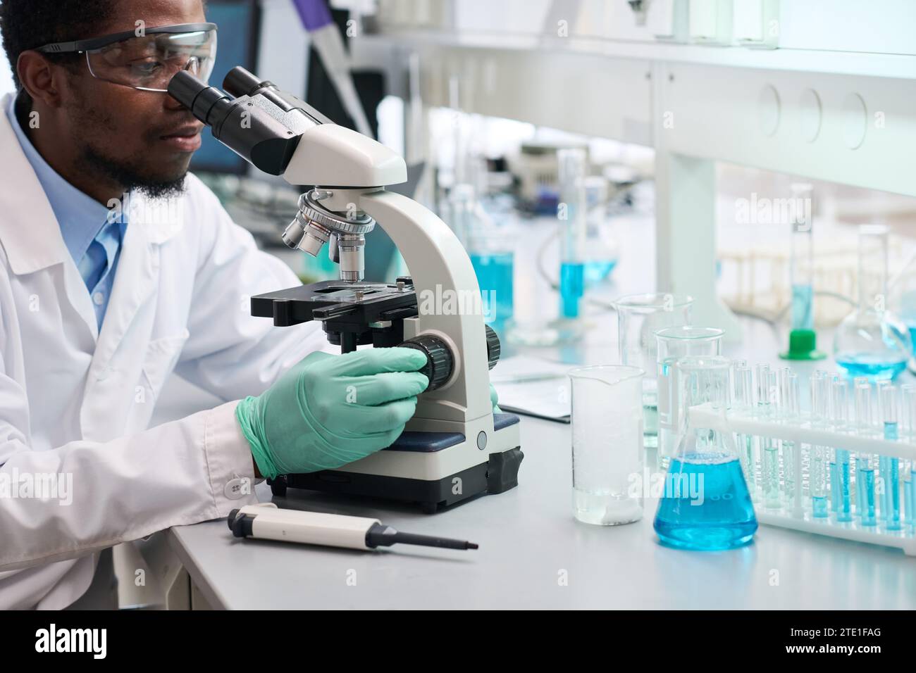 Black microscope samples hi-res stock photography and images - Alamy