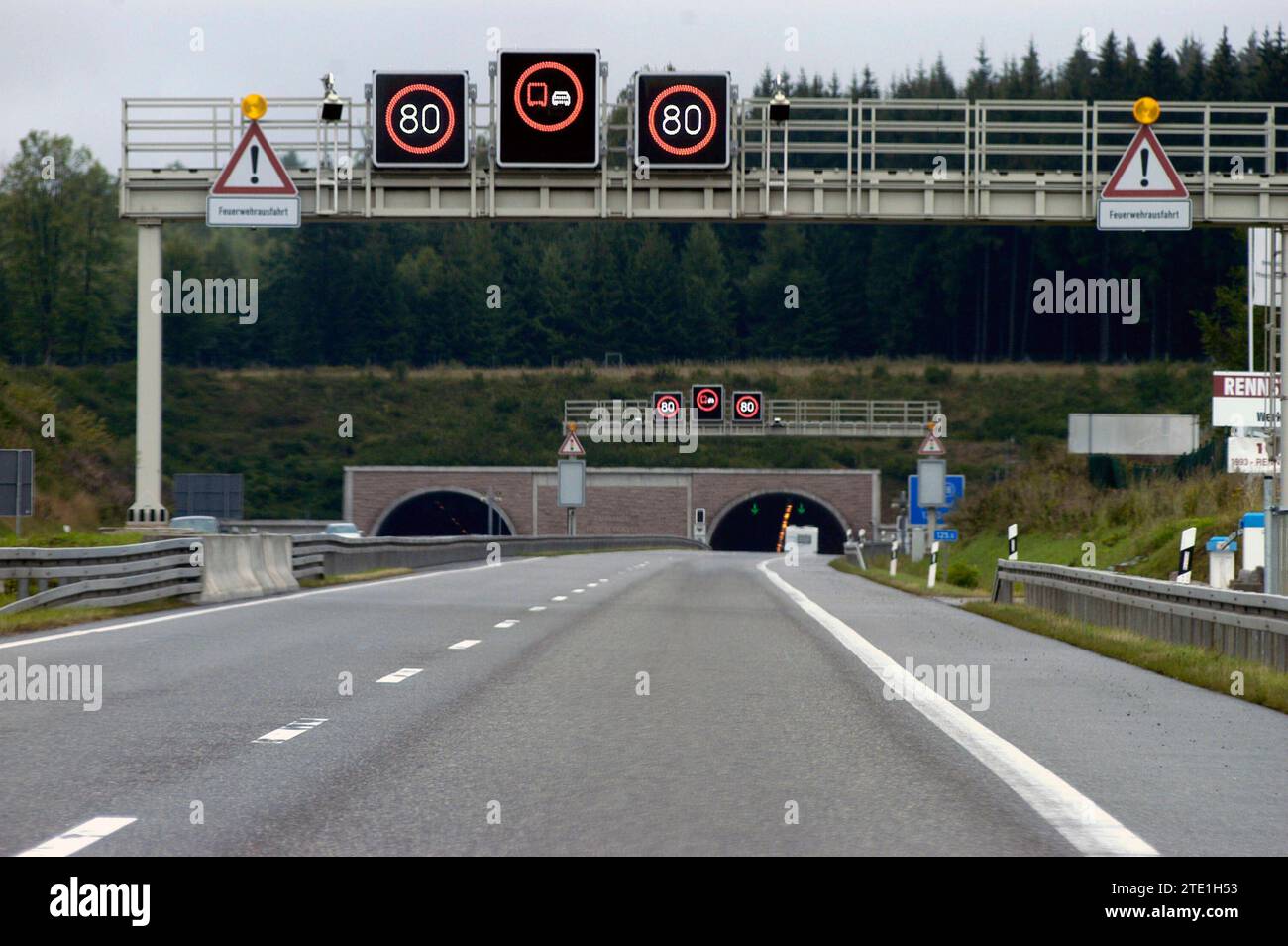 Signalanlage vor einem Tunnel , Autobahn A71, Deutschland, BLF ...