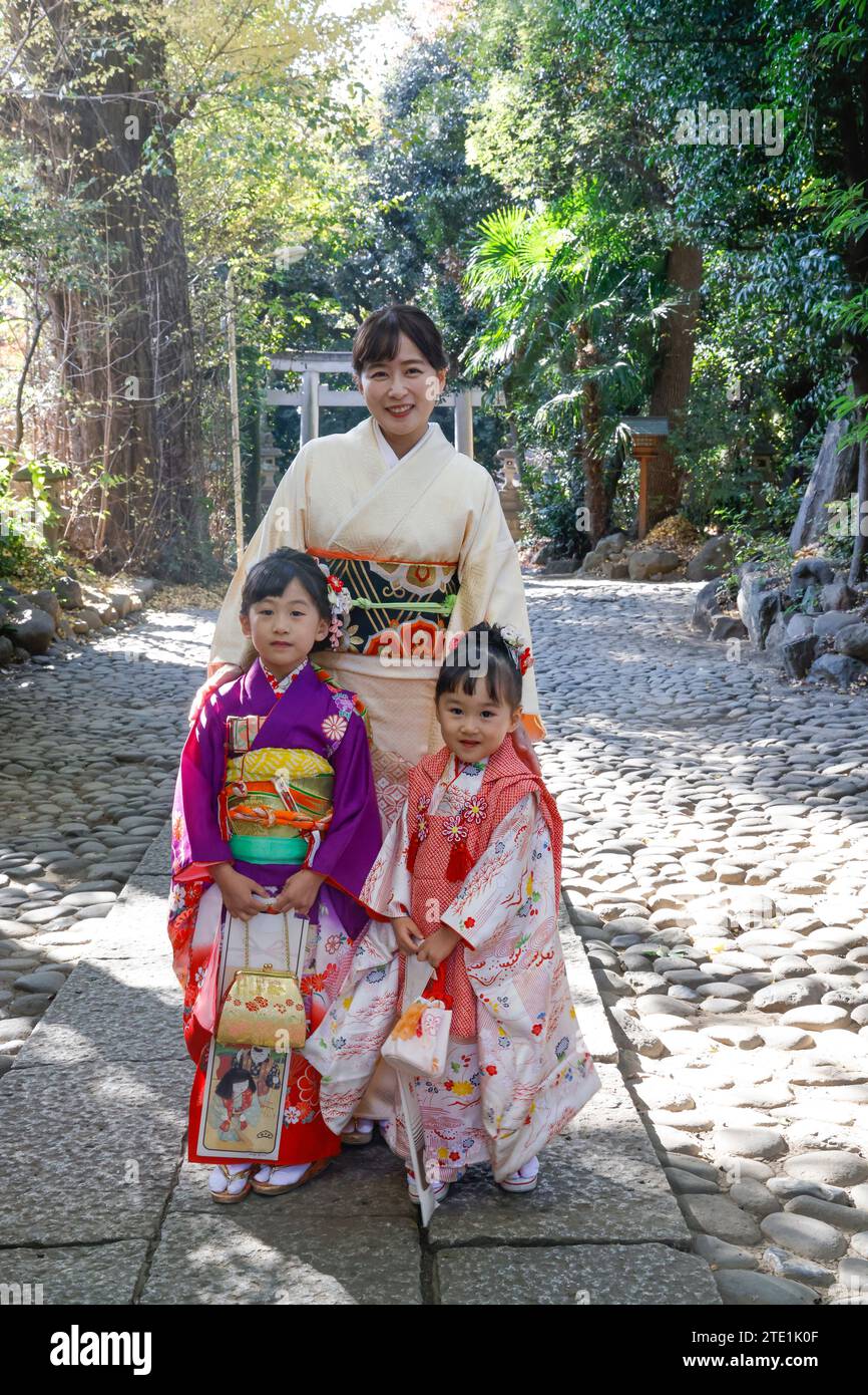 Japanese traditional outfit children hi-res stock photography and ...