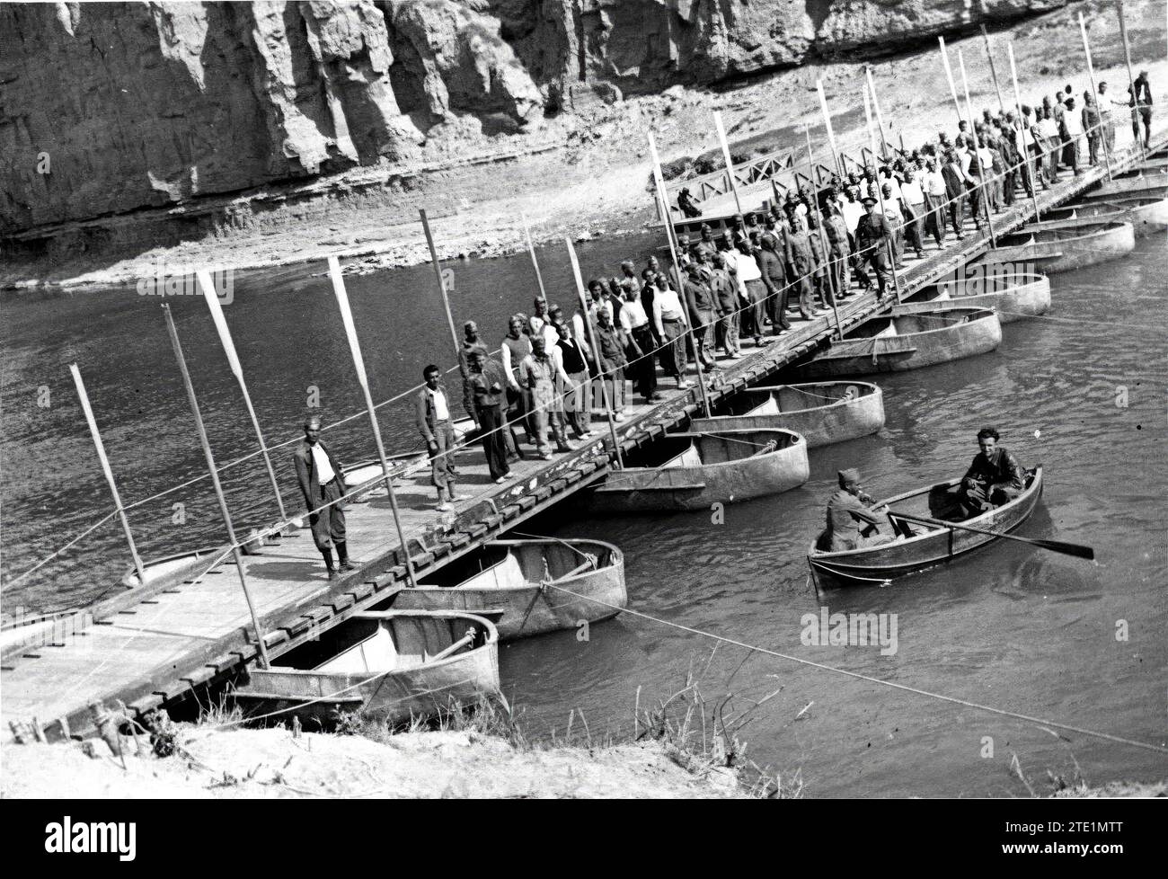 04/30/1937. Boat Bridge, after being built, in which the officer ...