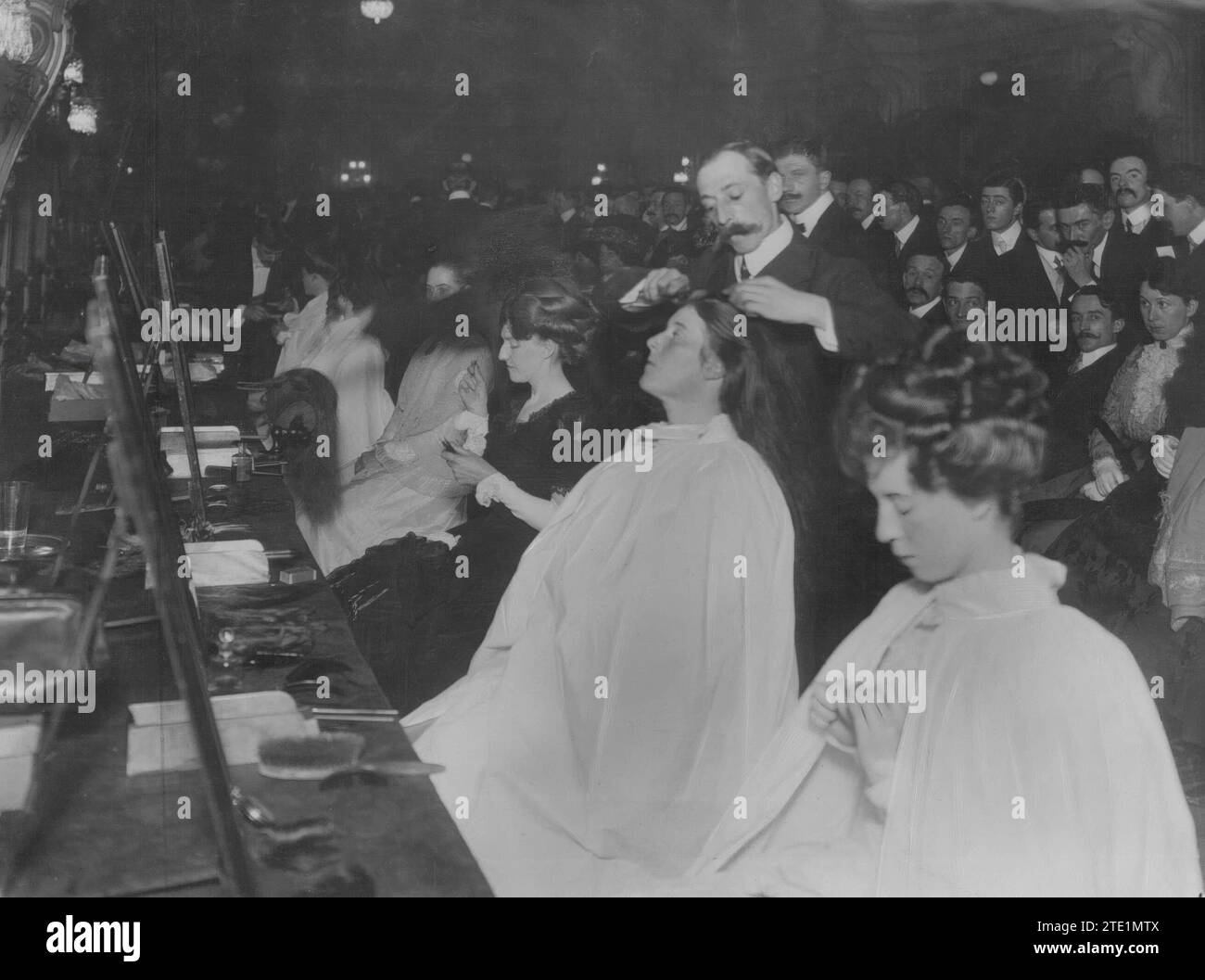 In the Image, the moment of the hairdressing competition in London in ...