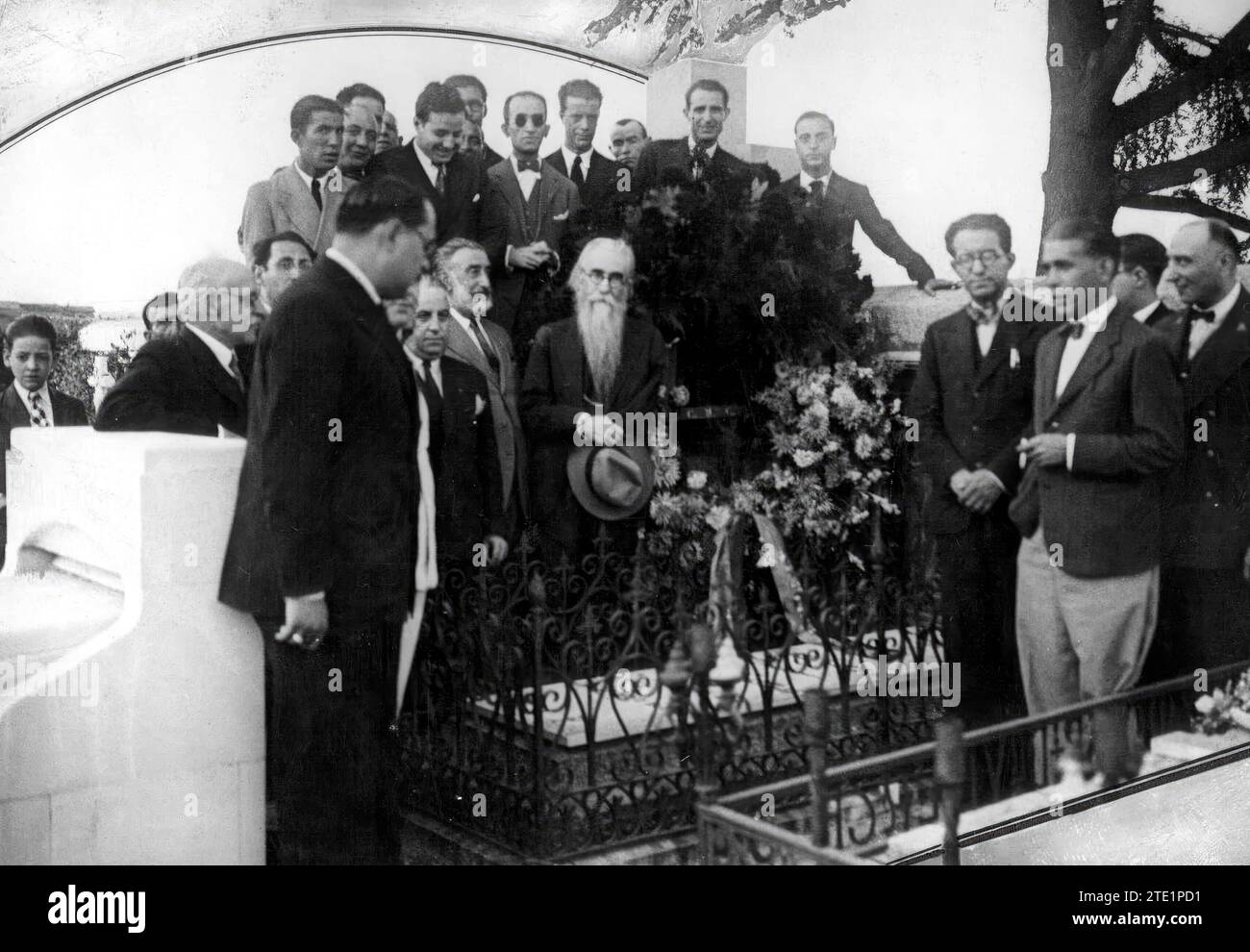 Madrid, 1932. Placing flowers and wreaths on the tomb of Emilio ...