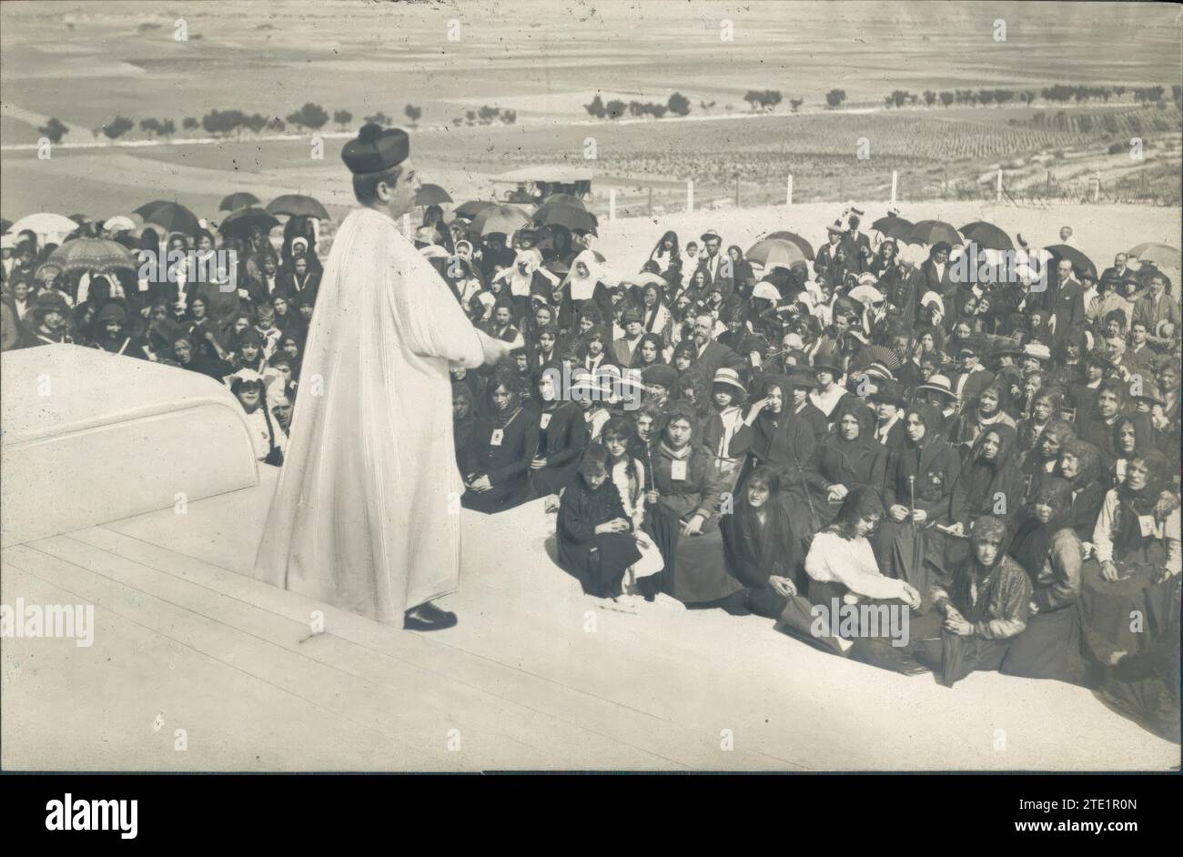 06/09/1919. Madrid. Before the monument of Cerro de los Ángeles. The ...