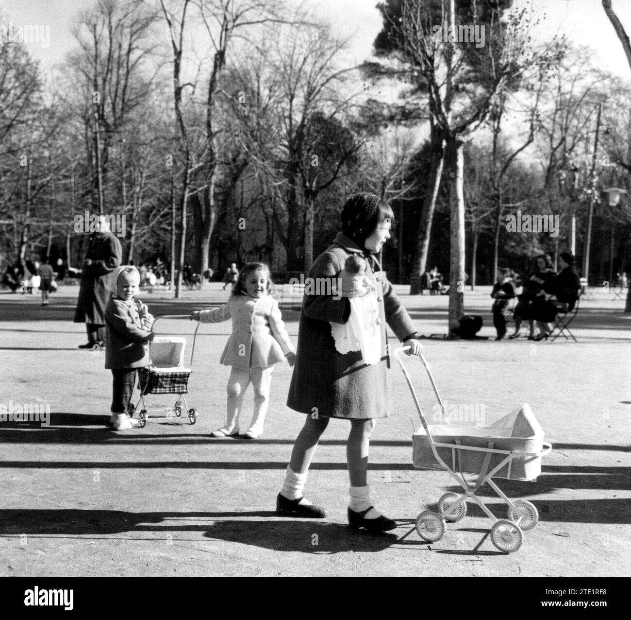 Madrid, 1957. Girls playing with their dolls in one of Madrid's parks ...