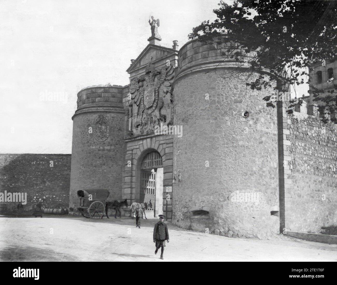 12/31/1925. Exterior facade of the Hinge door. Credit: Album / Archivo ...