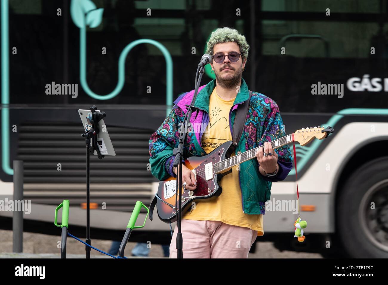 Singer singing alone in hi-res stock photography and images - Alamy
