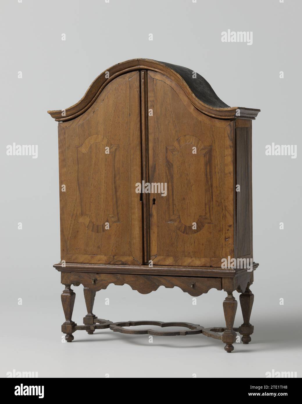 Kabinet, anonymous, c. 1720 - c. 1740 Eikhout cabinet glued with walnut ...